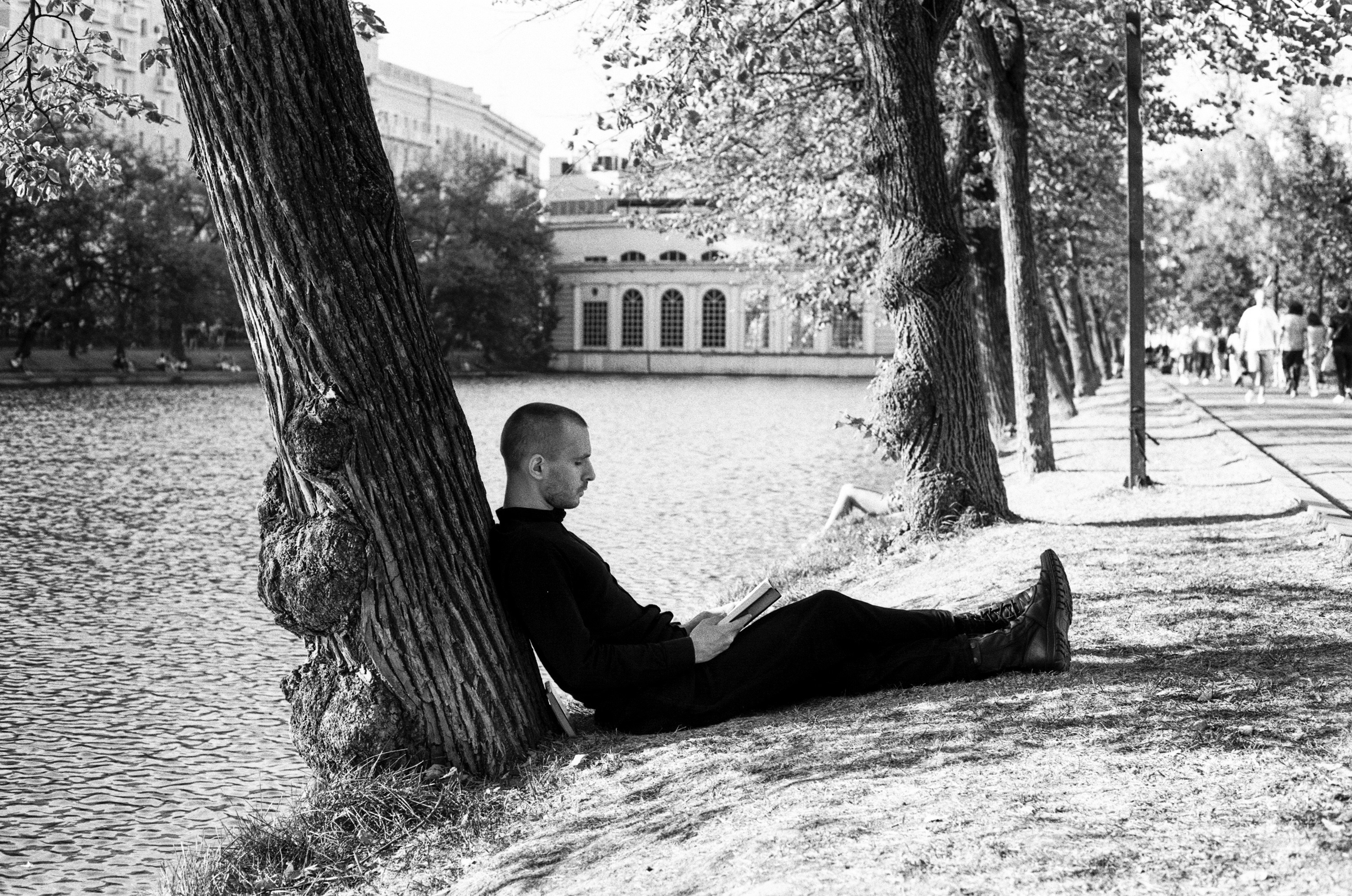 A man sitting under a tree in a park photo – Free Чистые пруды Image on ...
