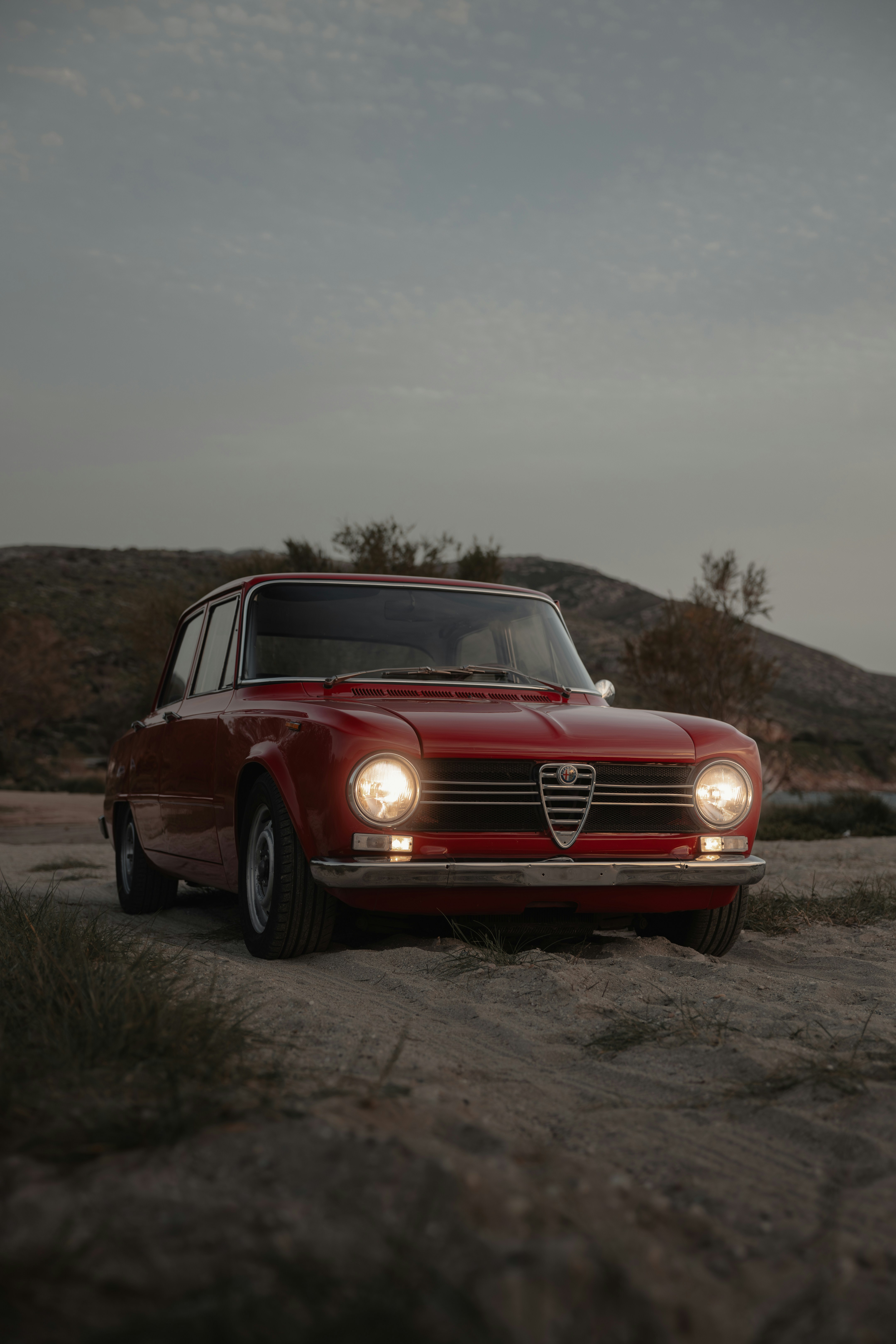 Red Classic in Desert Light: Alfa Romeo’s Polished Comeback