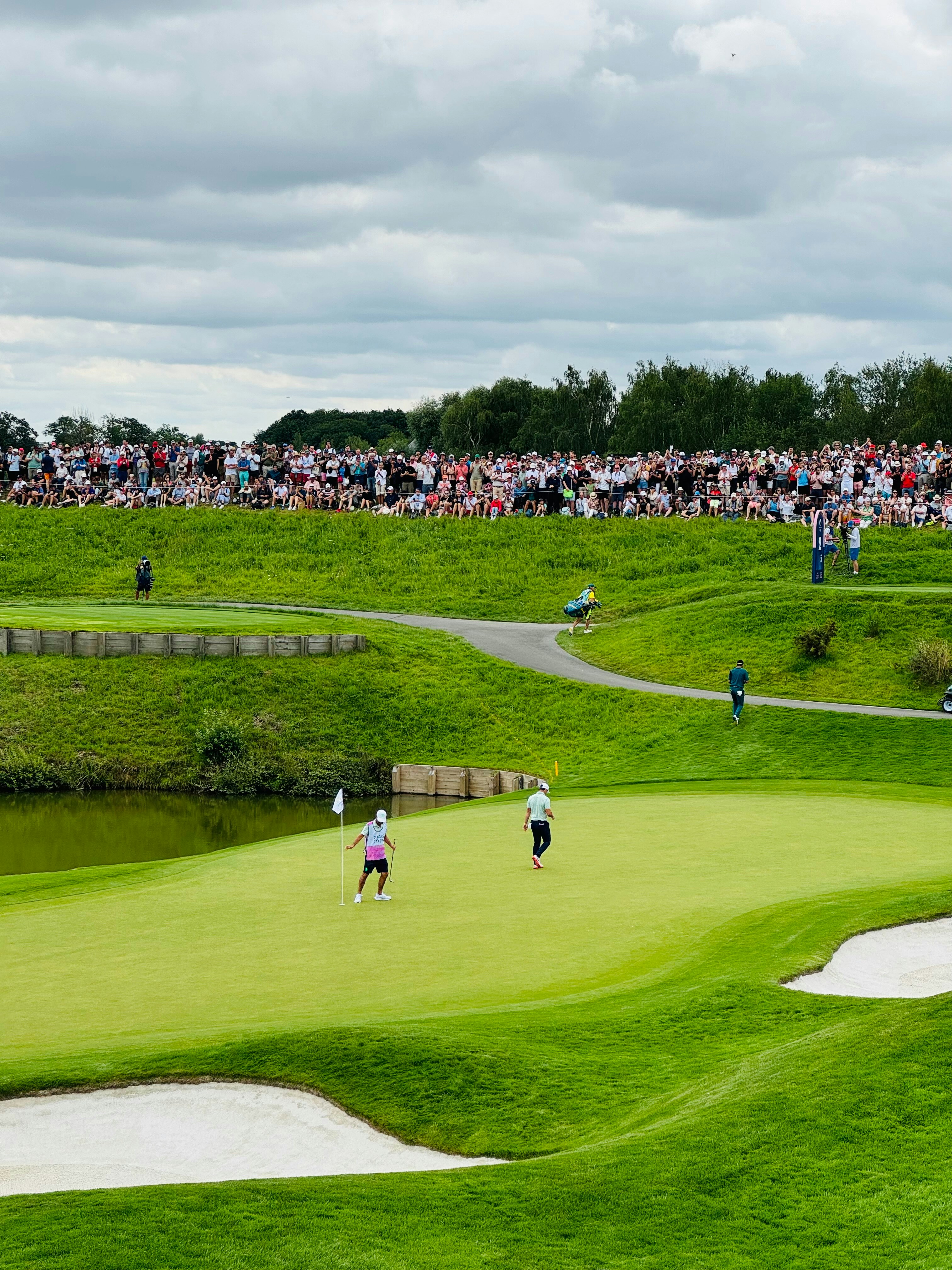A group of people playing a game of golf photo – Free Le golf national ...