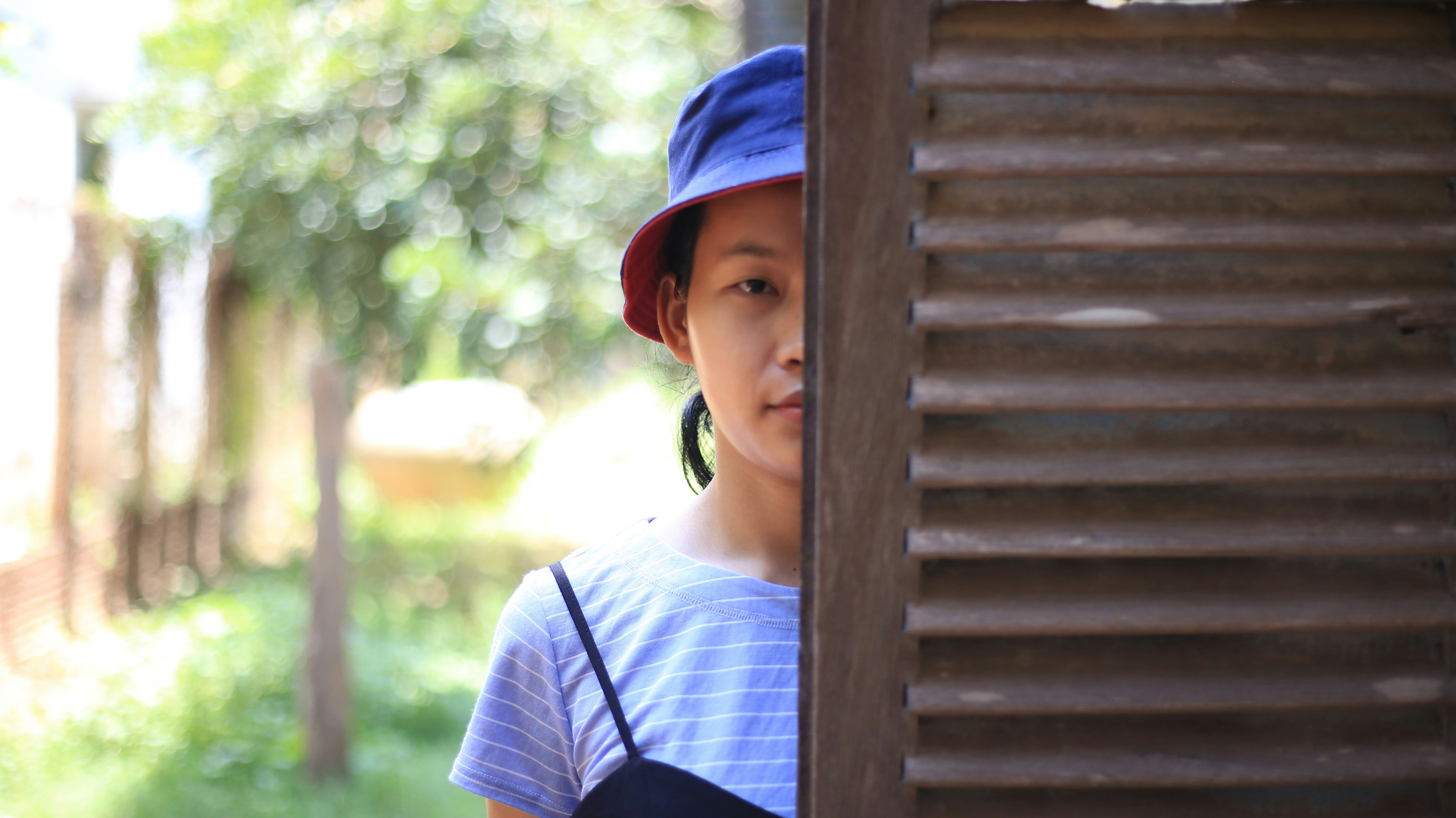 A young woman wearing a blue hat and a white shirt photo – Free Human Image on Unsplash