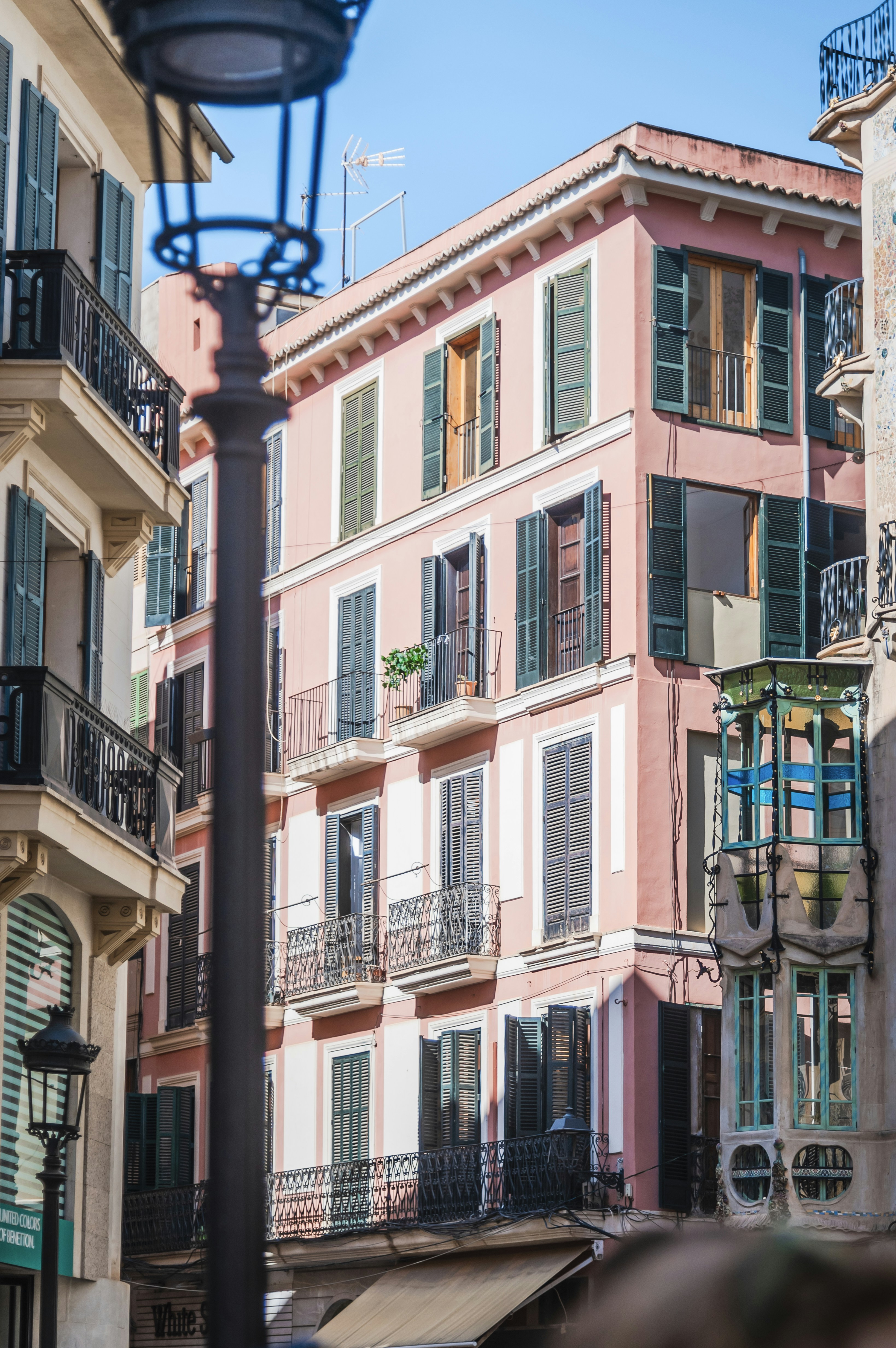 A street light in front of a row of buildings photo – Free Palma de ...