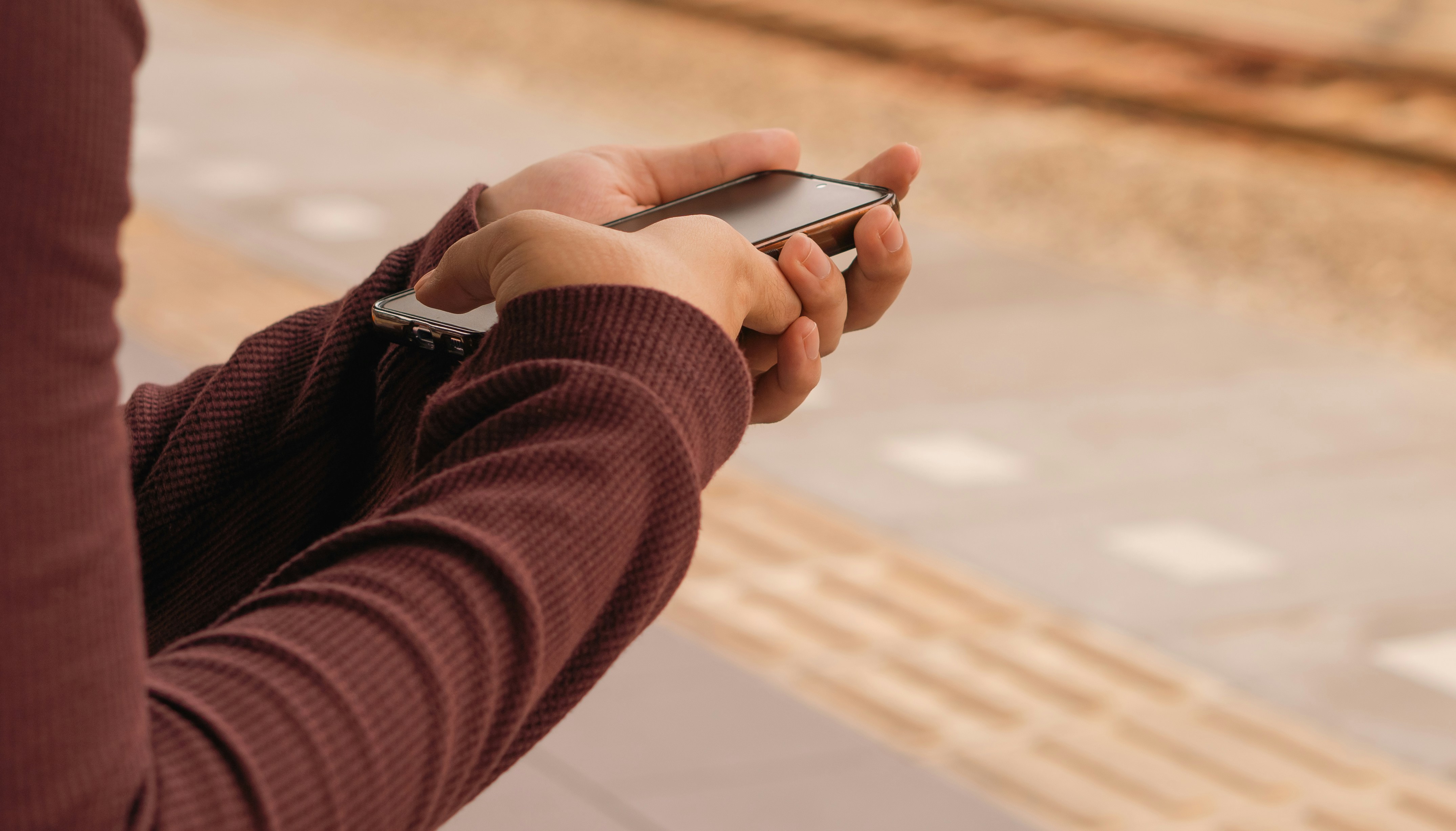 A person holding a cell phone in their hand photo – Free People Image ...