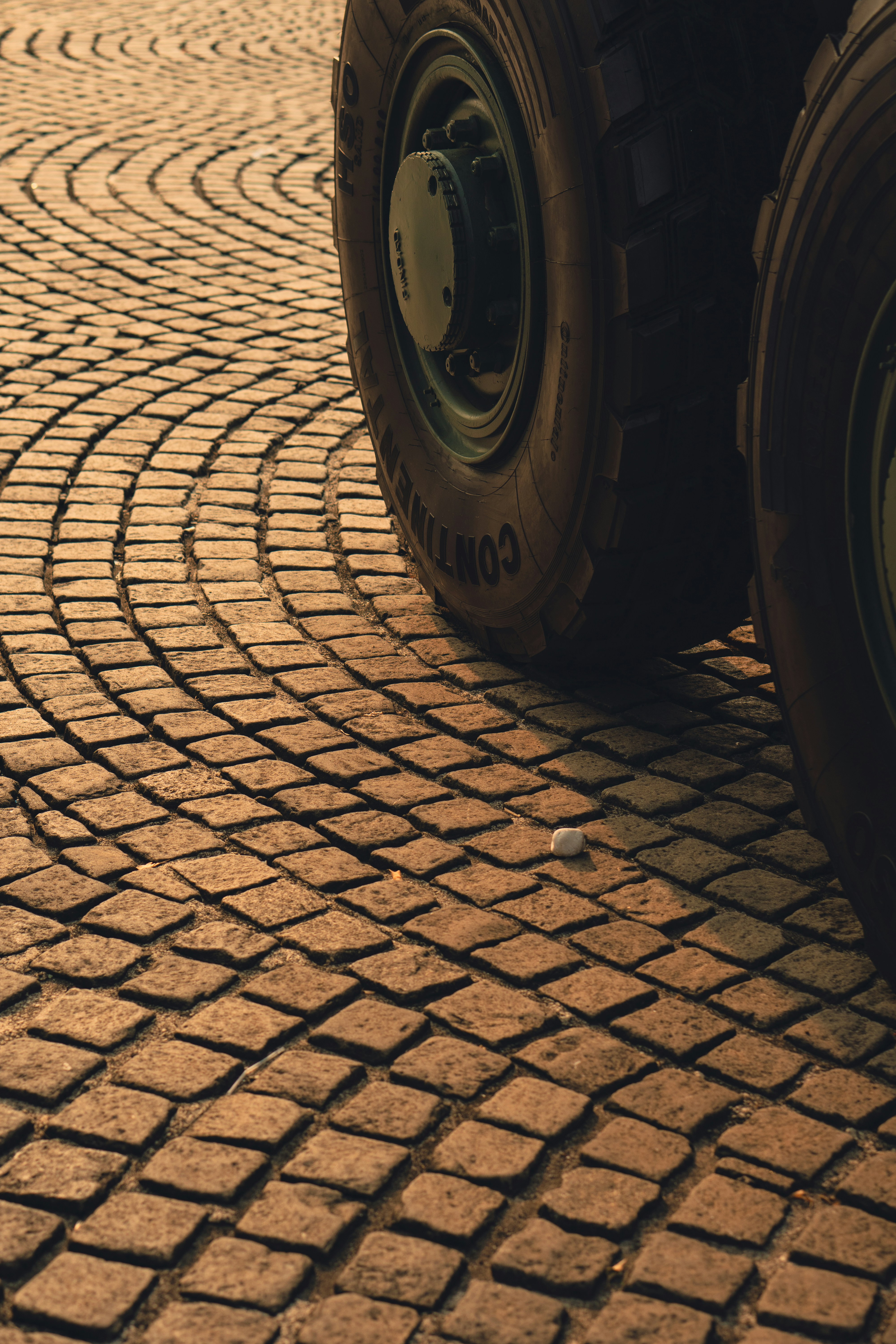 Wheel Obsidian: Cobblestones and Heavy Tread