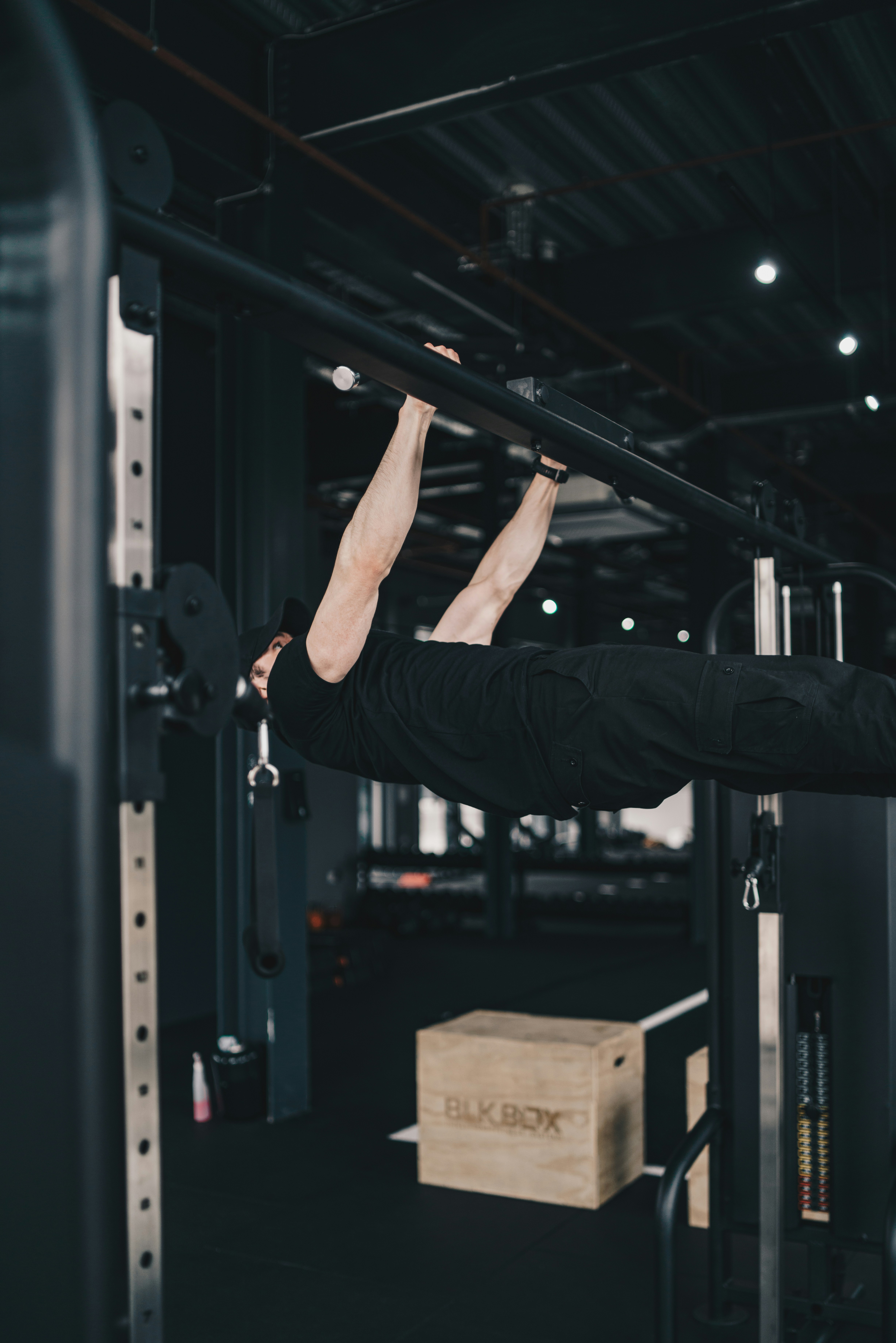 Un homme pendu la tête en bas dans une salle de sport photo – Image ...