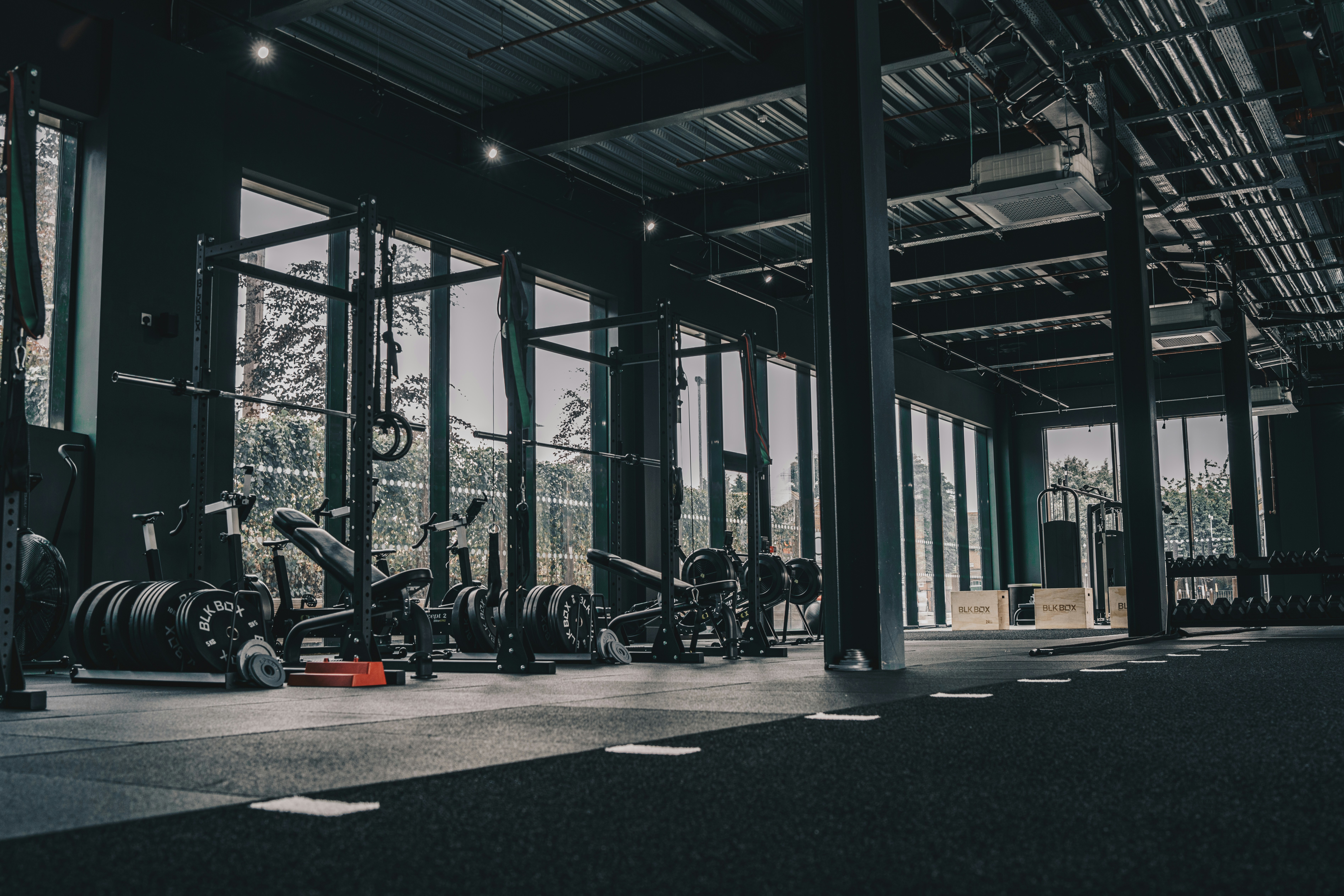 A large gym with a lot of machines photo – Free Gym Image on Unsplash