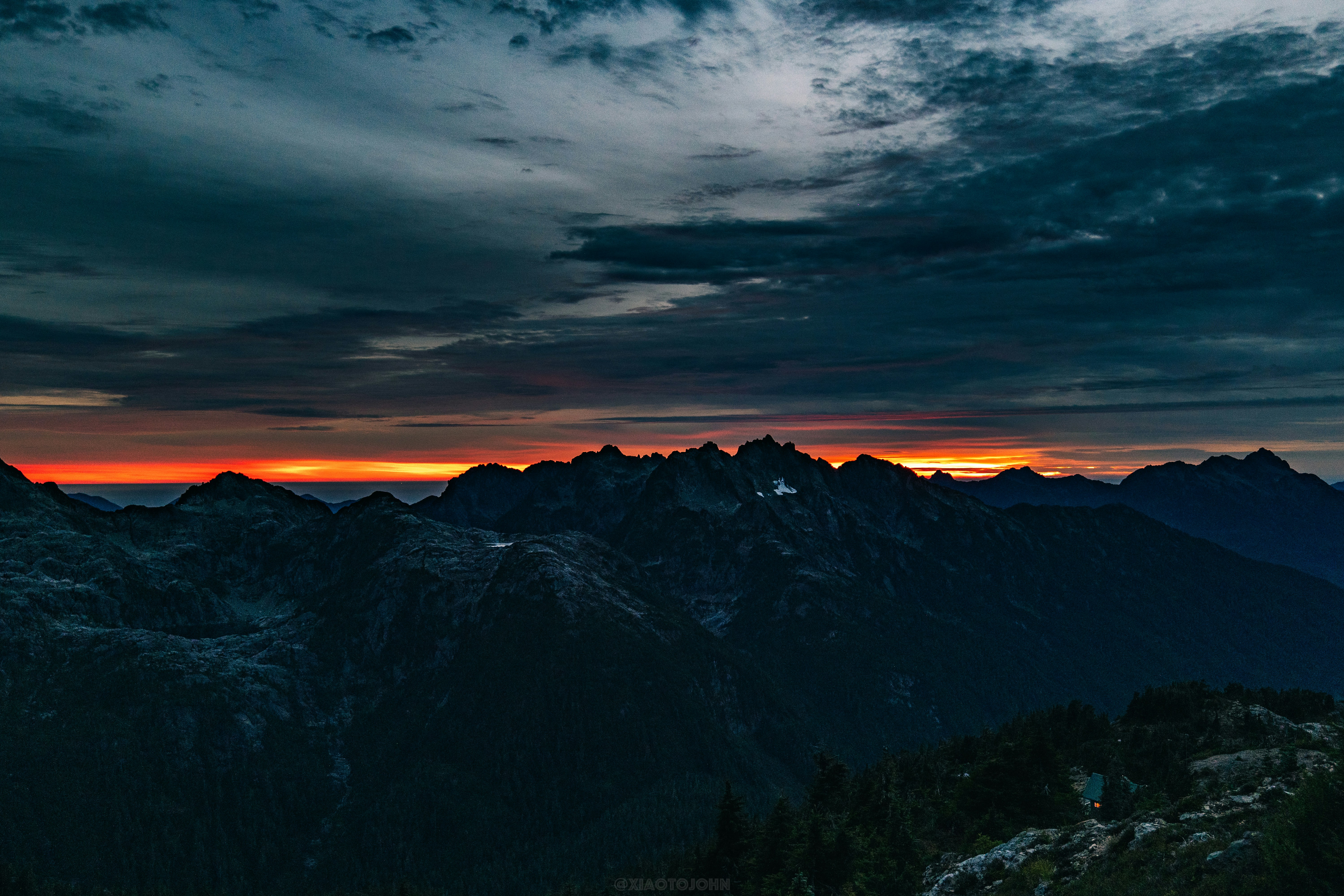 A view of a mountain range at sunset photo – Free Sunset Image on Unsplash