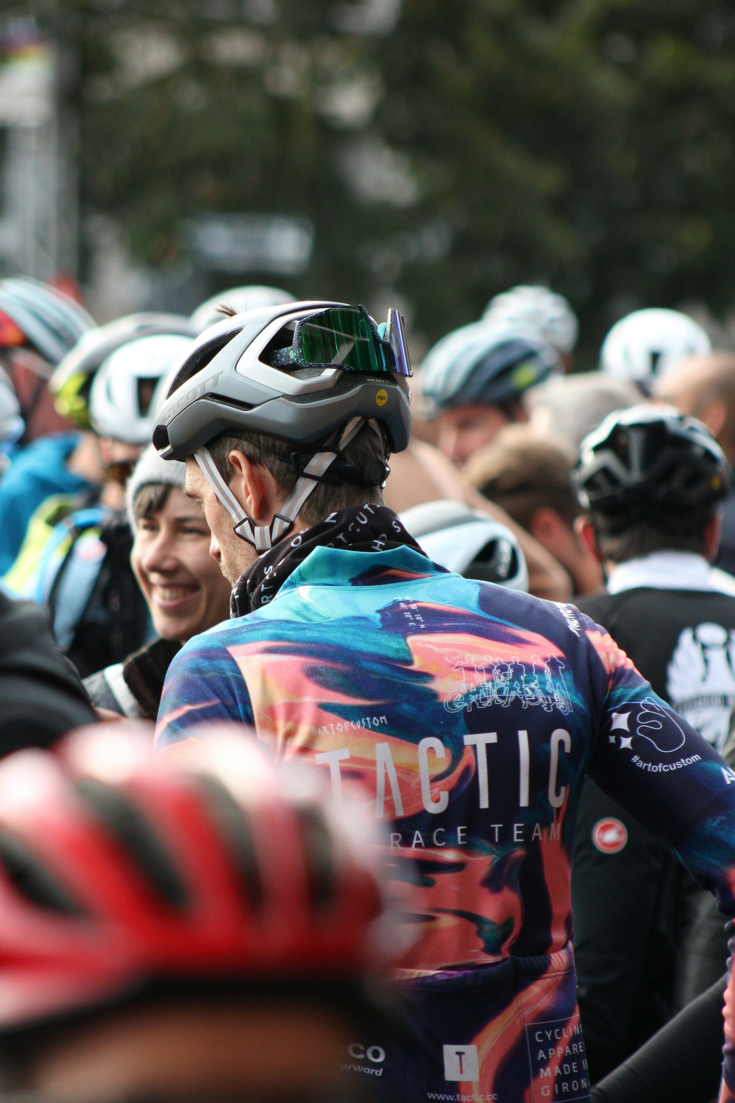 Palette in Motion: The TACTIC Team Jersey Amid a Peloton Crowd