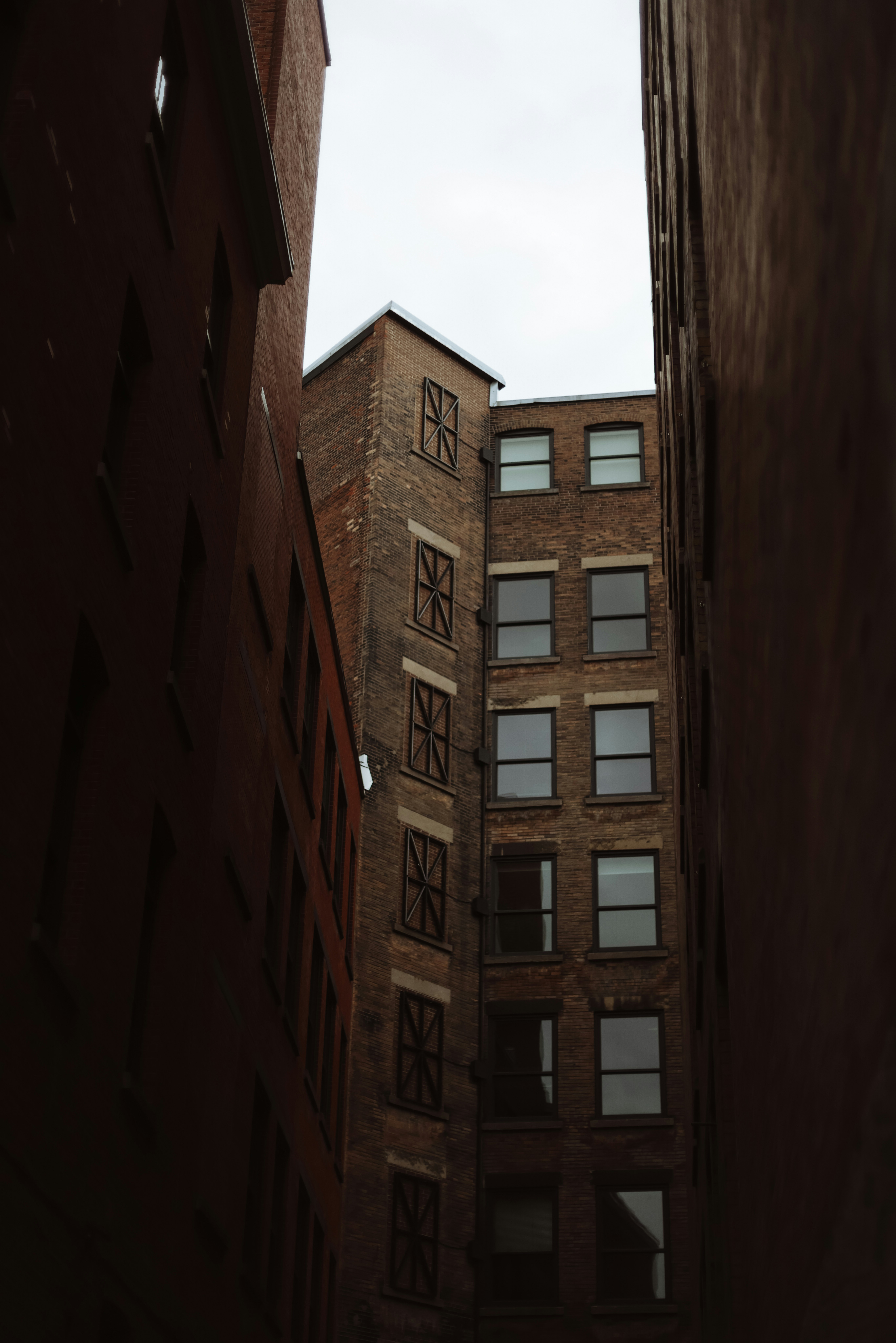 Une ruelle étroite entre deux grands immeubles photo – Image gratuite ...