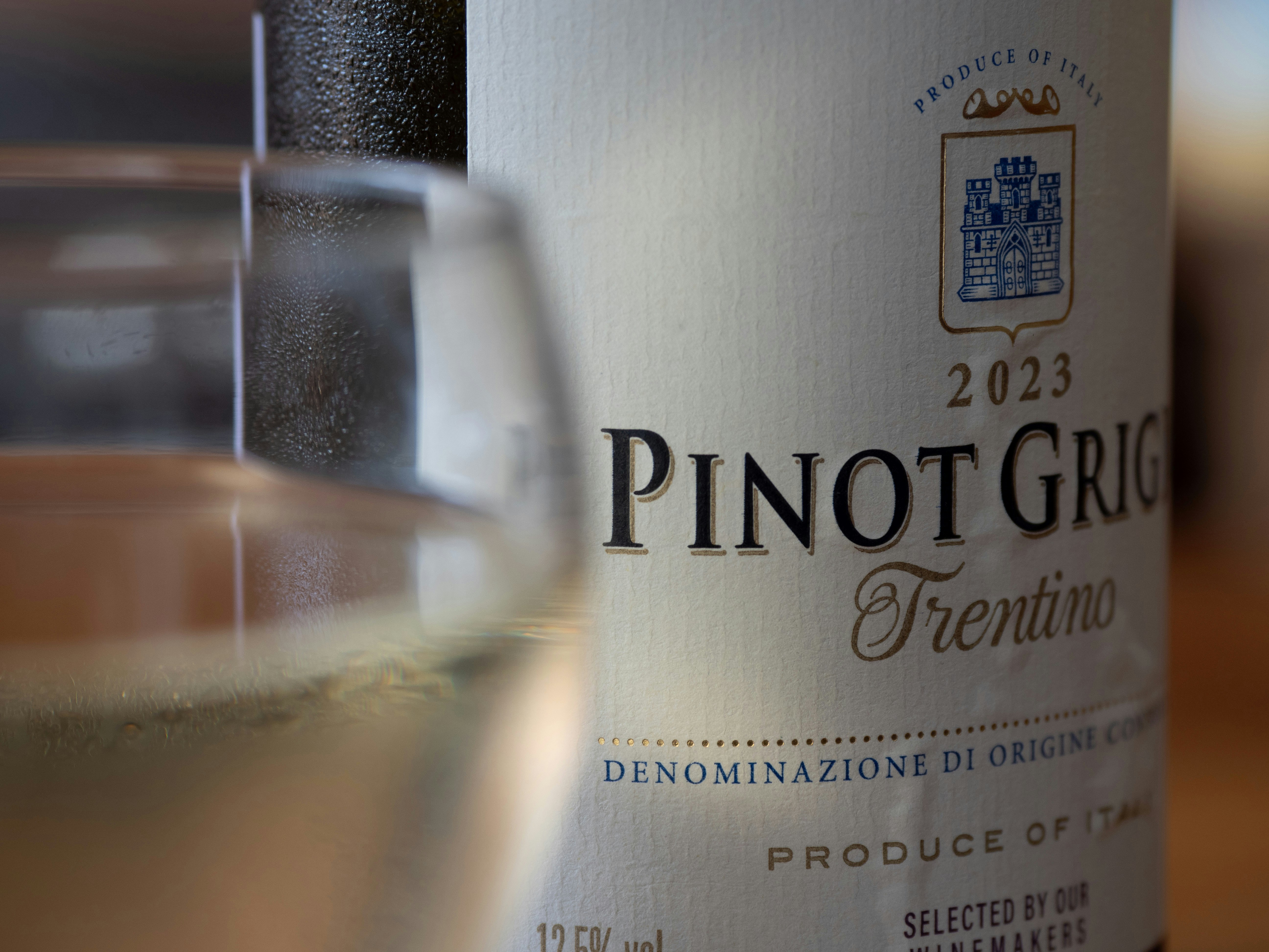 Une bouteille de vin posée à côté d’un verre de vin photo – Image ...