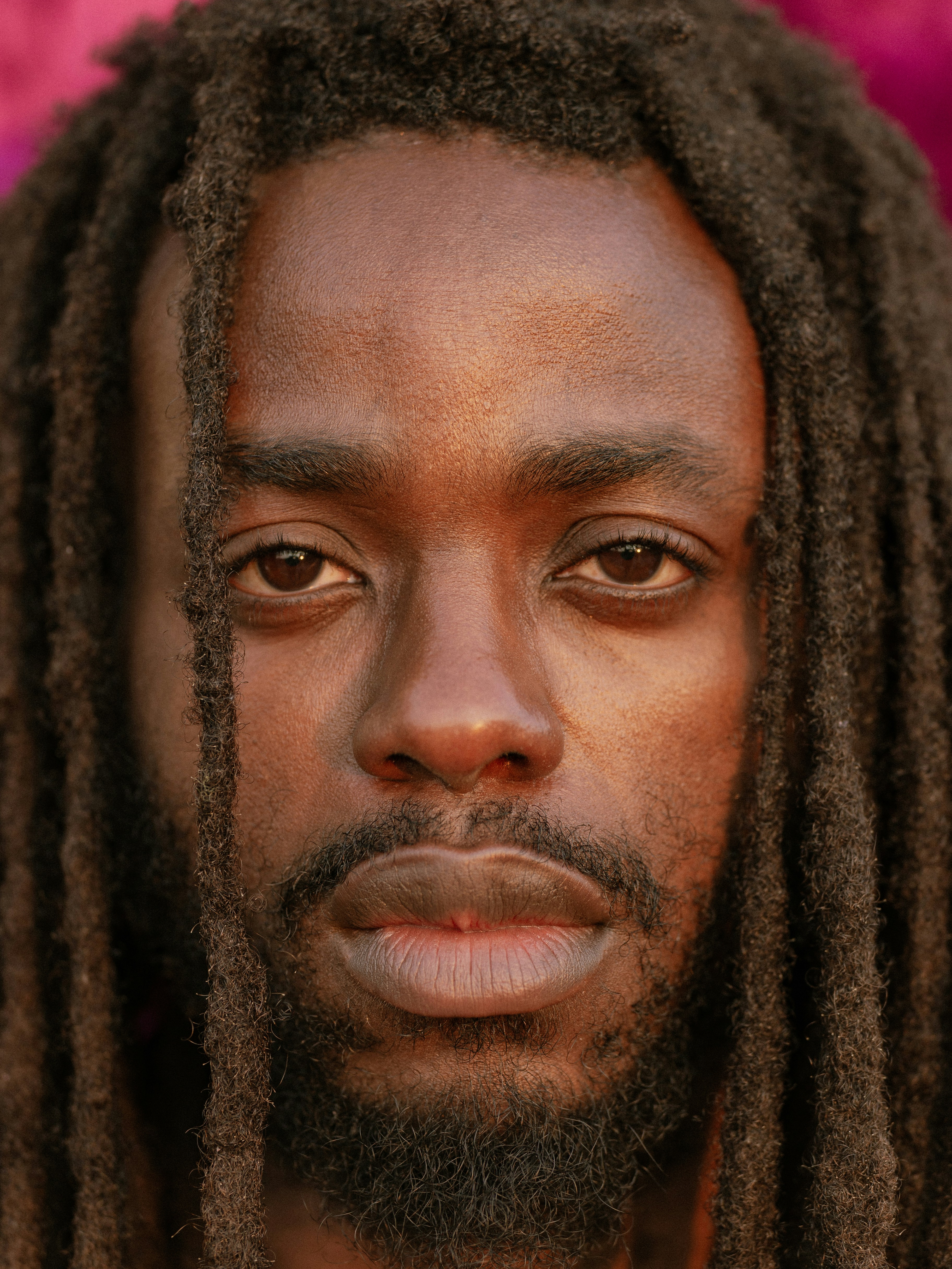 Un primer plano de una persona con rastas foto – Imagen de Retrato ...