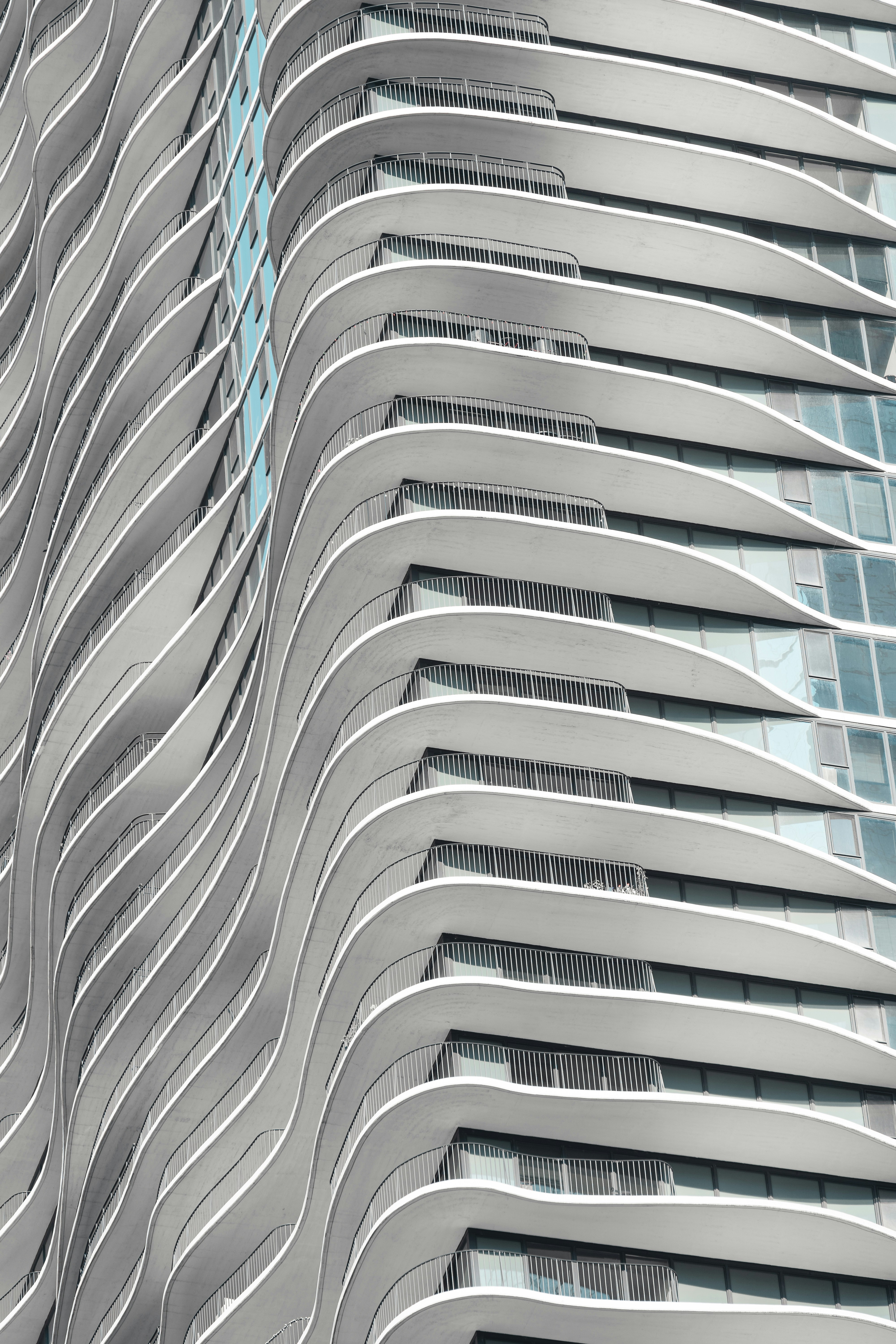 Un edificio muy alto con muchas ventanas foto – Imagen de Aqua gratuita en Unsplash