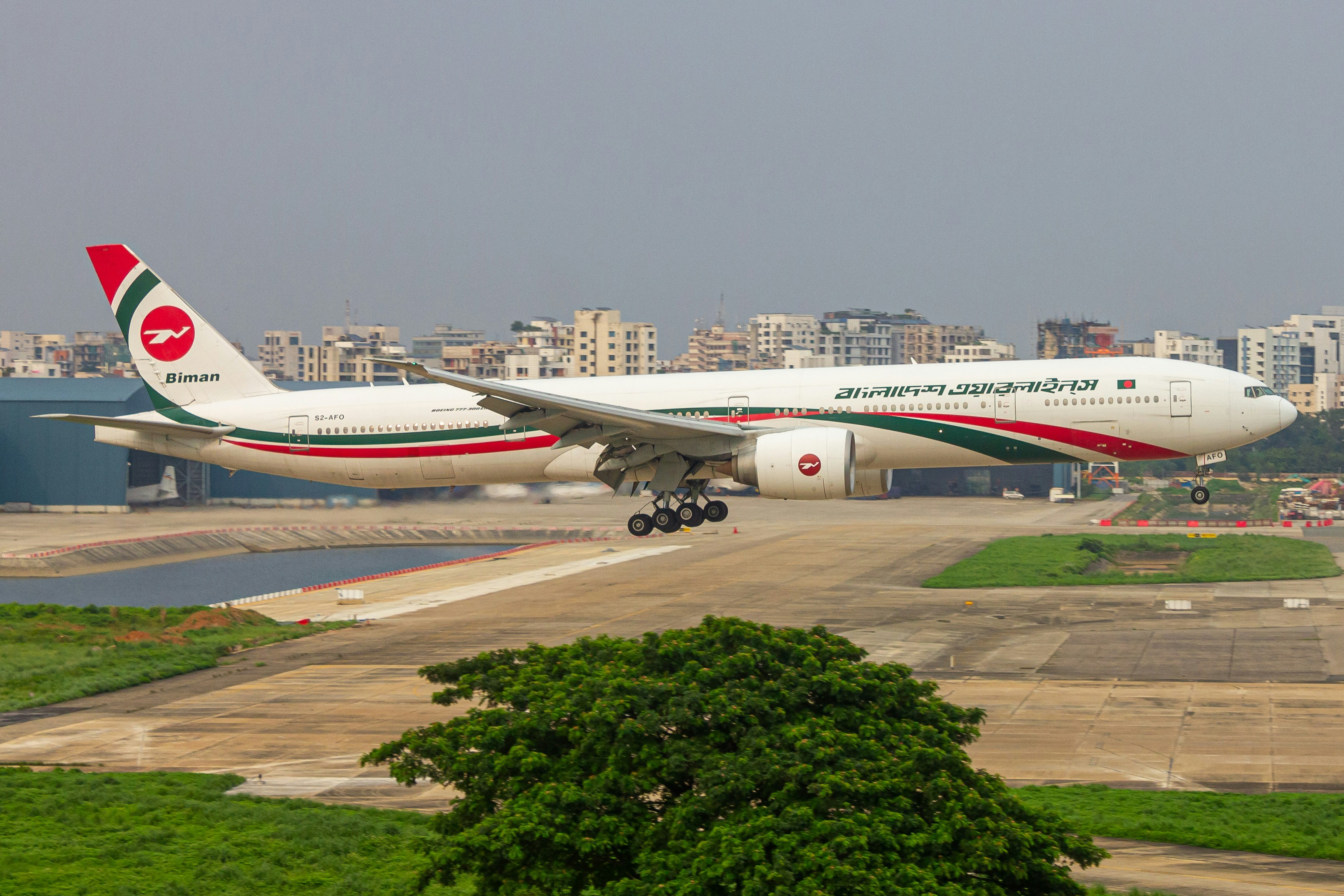 A large jetliner taking off from an airport runway photo – Free Hazrat ...