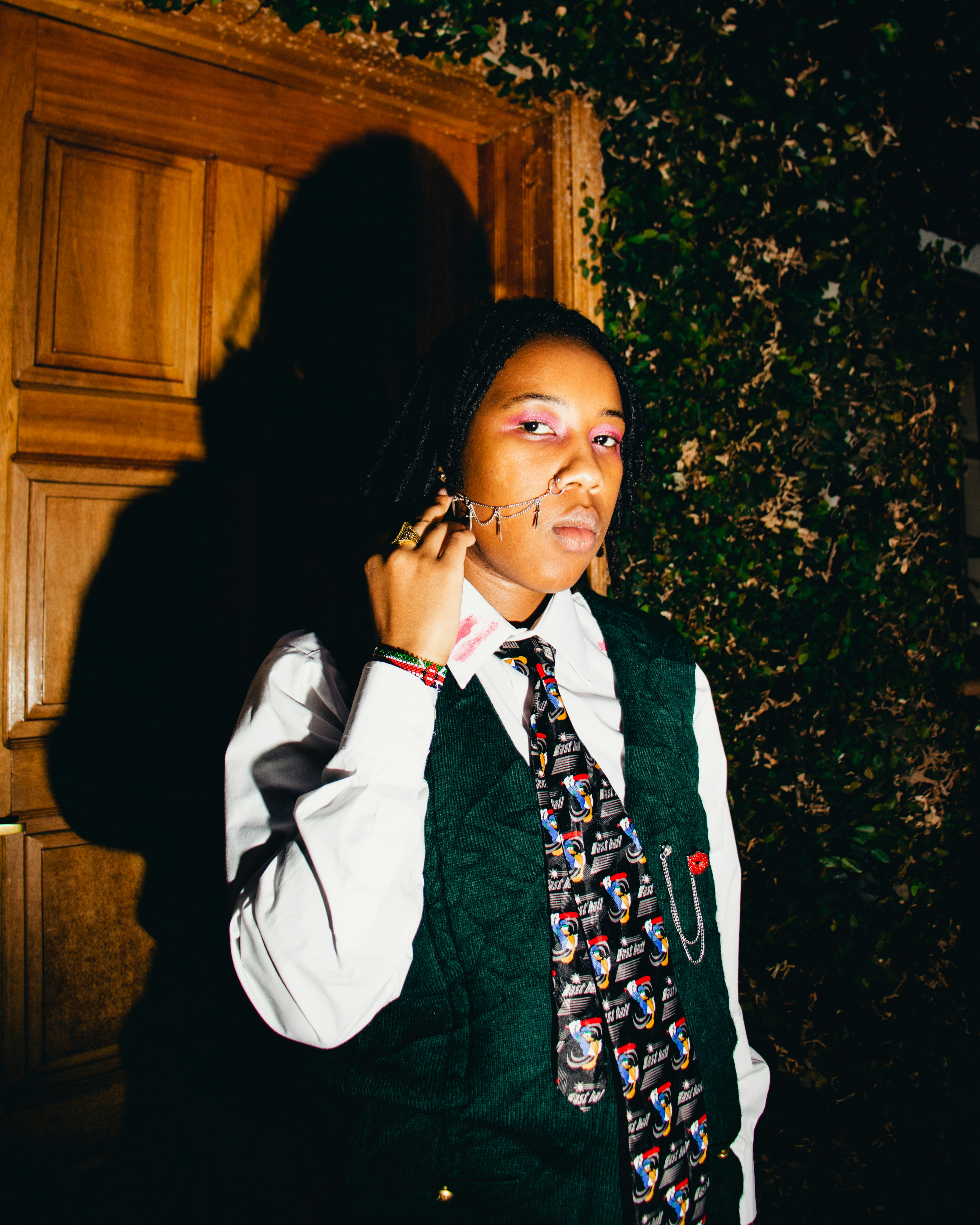 Una mujer con chaleco y corbata hablando por teléfono móvil foto ...