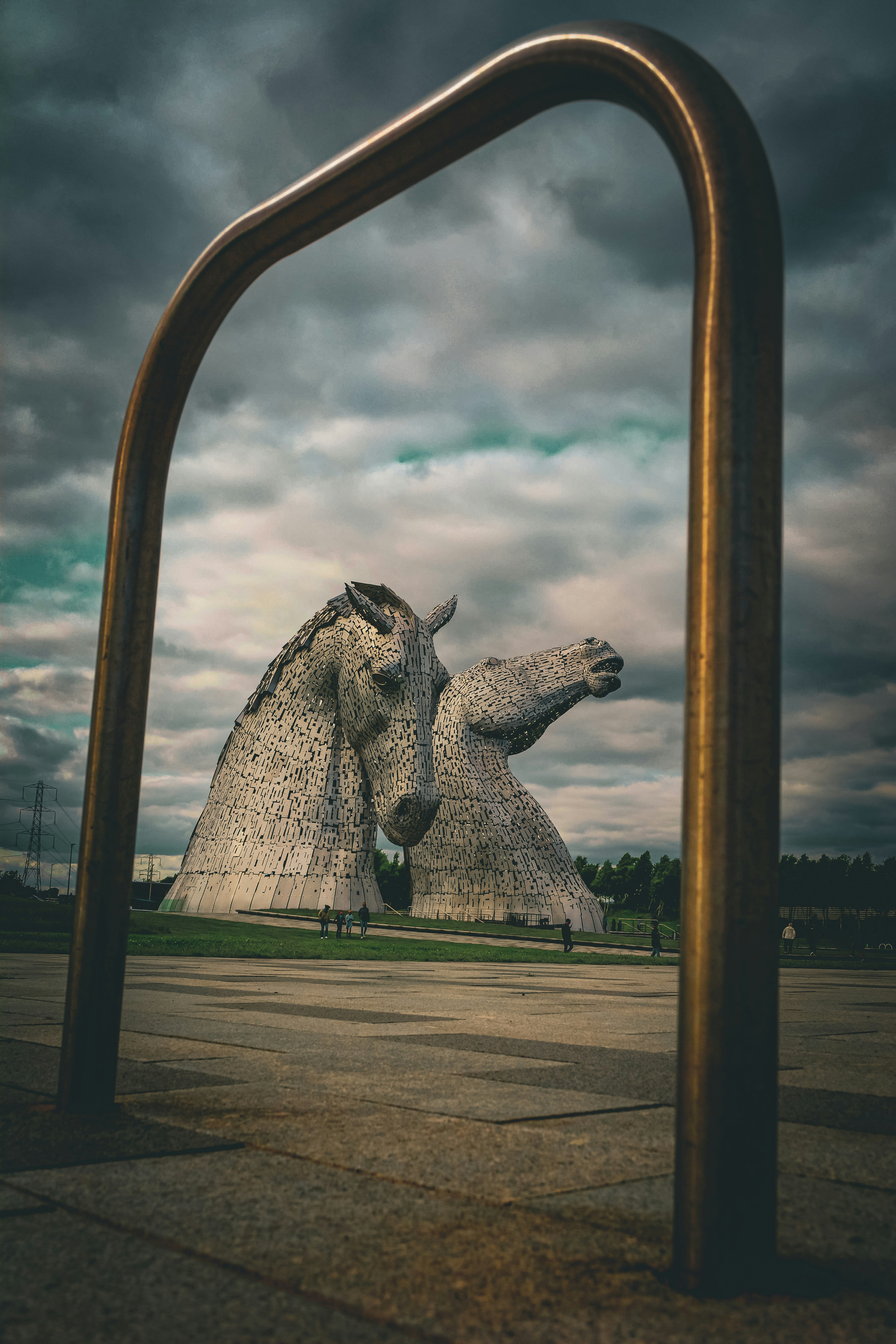 Framed Giants: The Kelpies Through a Curved Arch