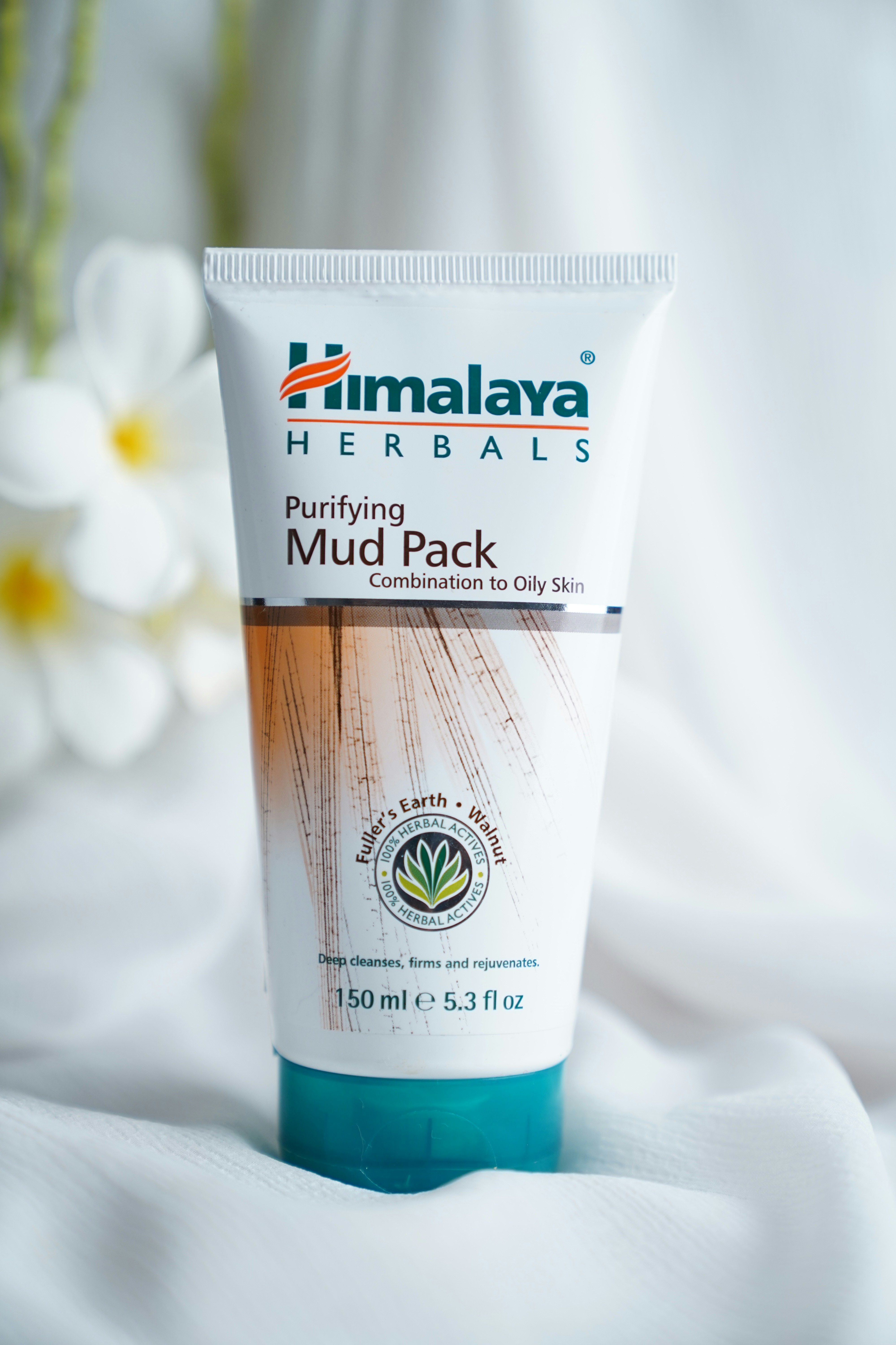 A tube of himalaya mud pack on a bed photo – Free Qatar Image on Unsplash