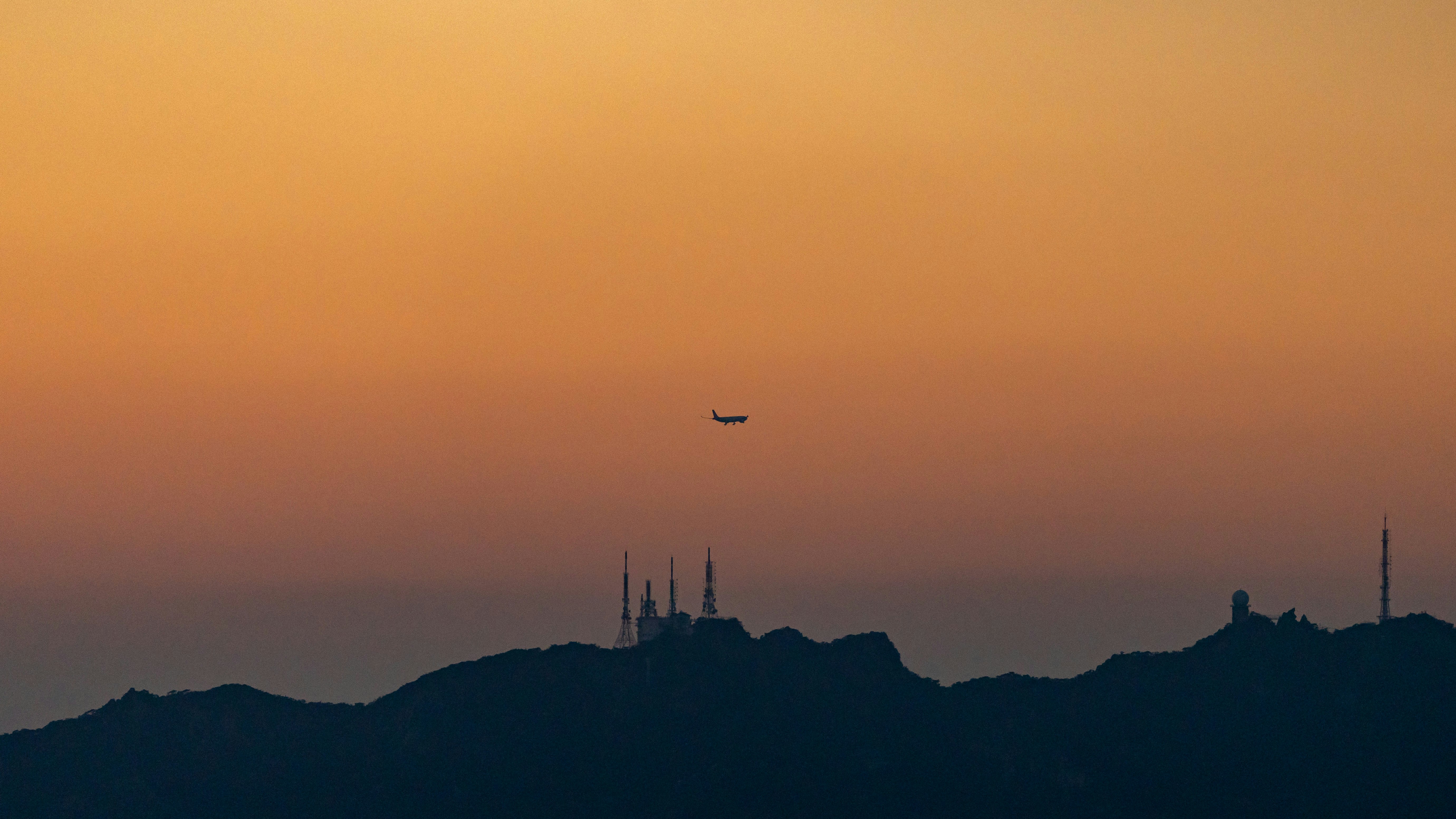 Silhouette Horizon: Dusk Flight Over Quiet Ridge