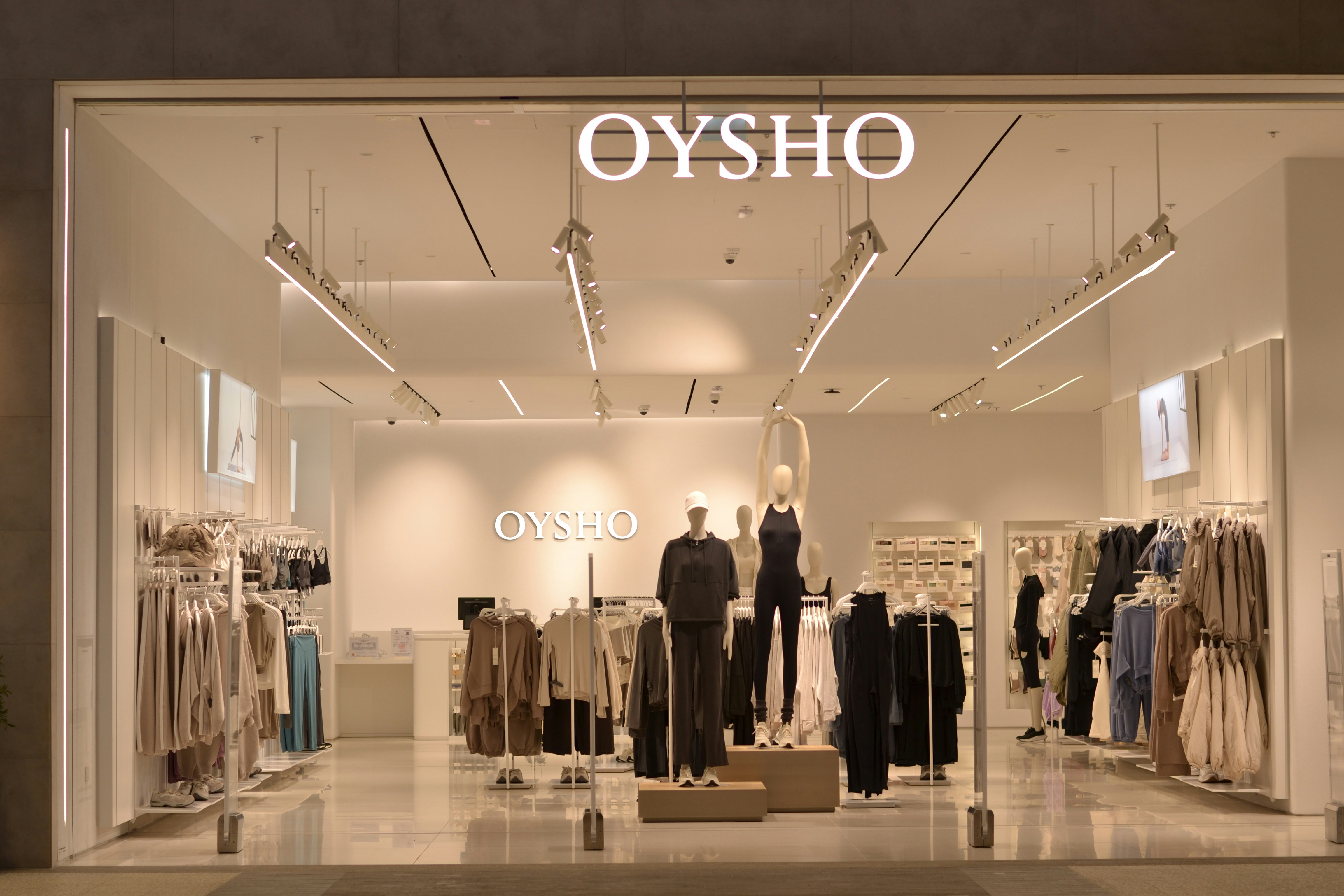 A store front with clothes on display in the window