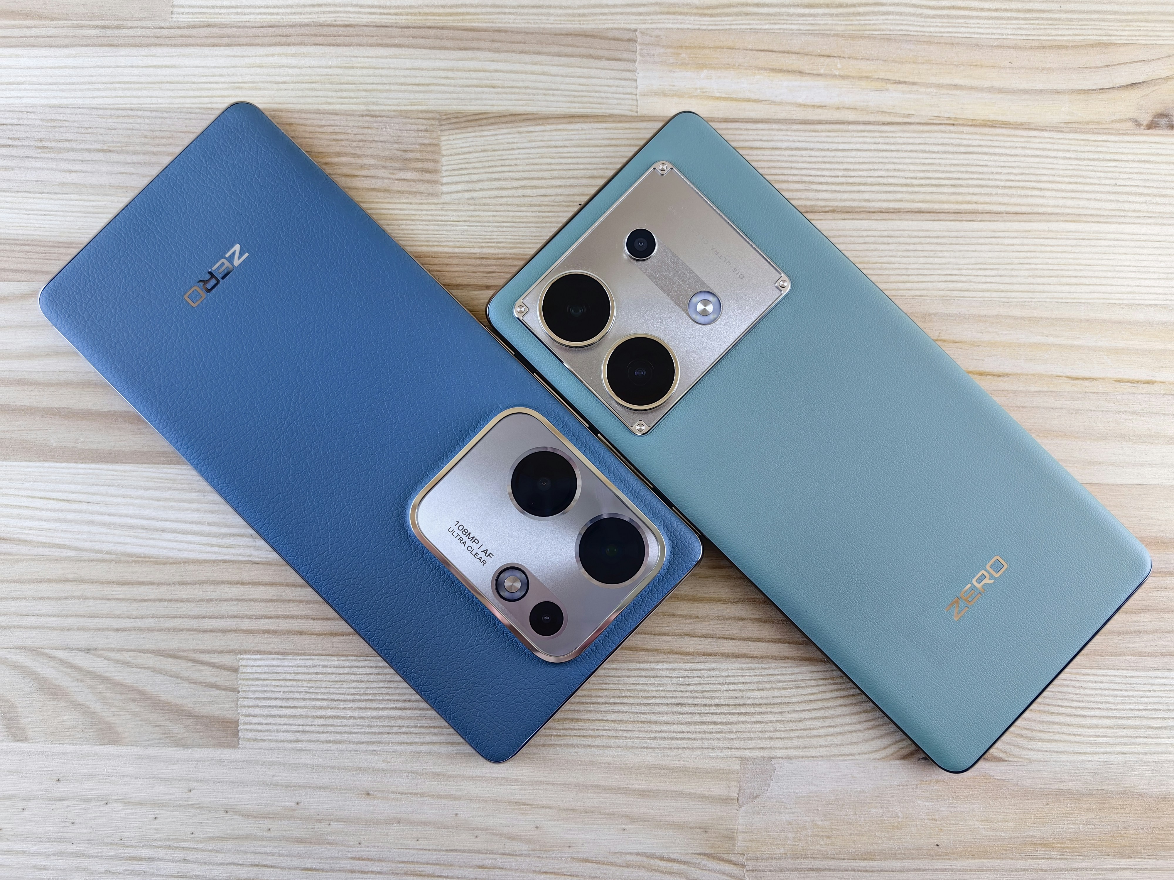 Deux téléphones portables bleus et argentés sur une surface en bois ...