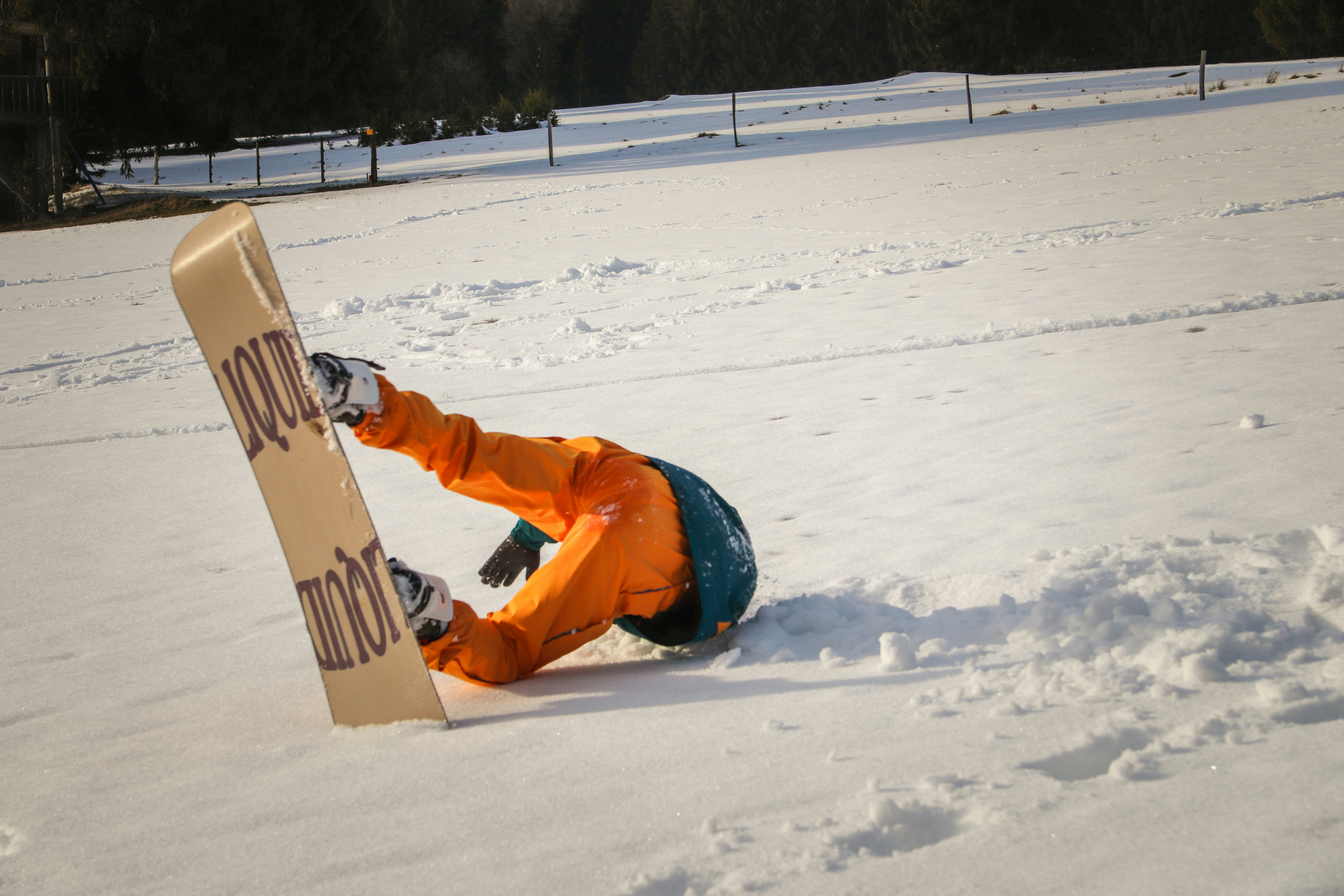A person on a snowboard in the snow photo – Free Human Image on Unsplash