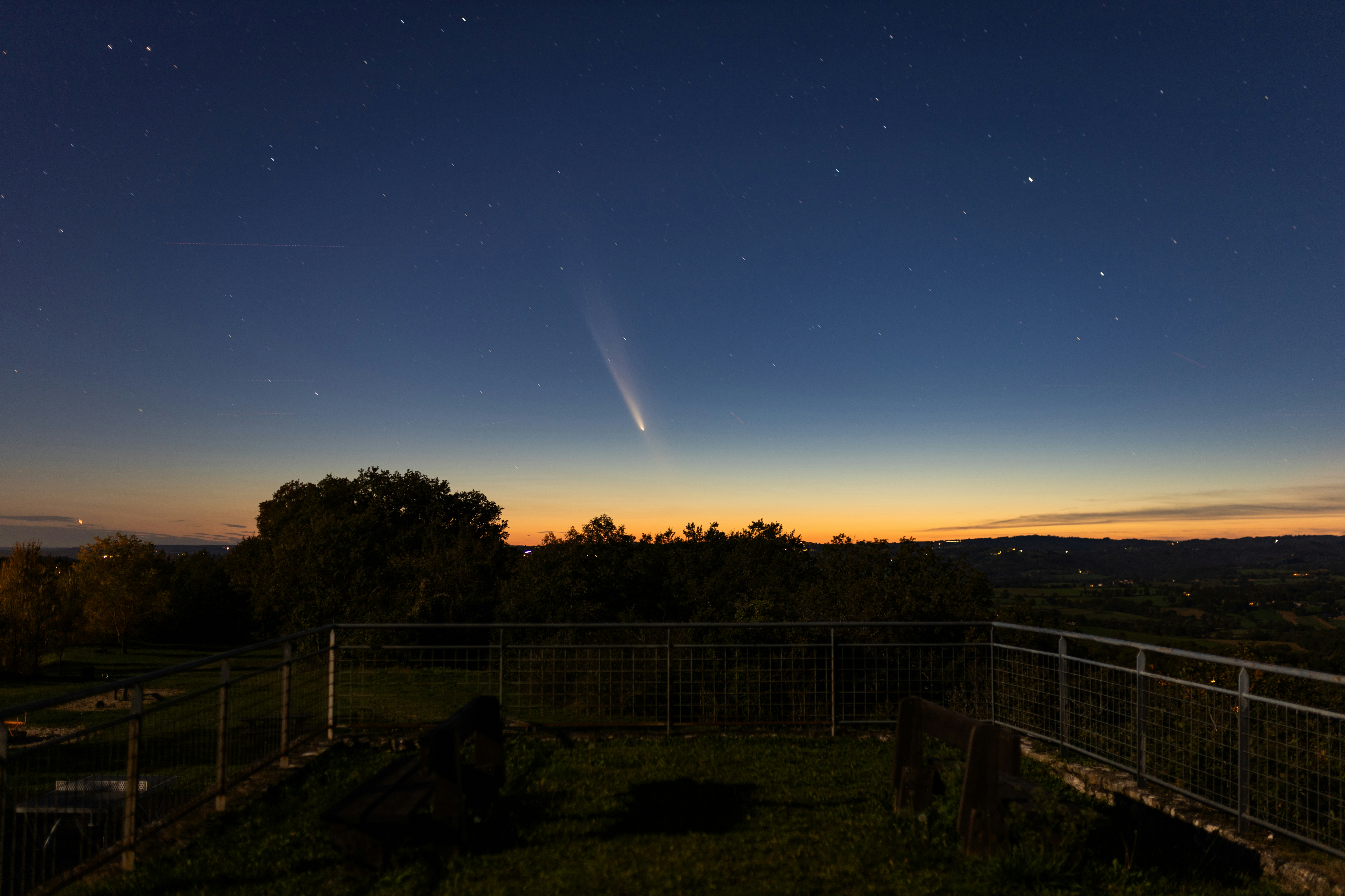 A view of the night sky from a fenced in area photo – Free Comète Image ...