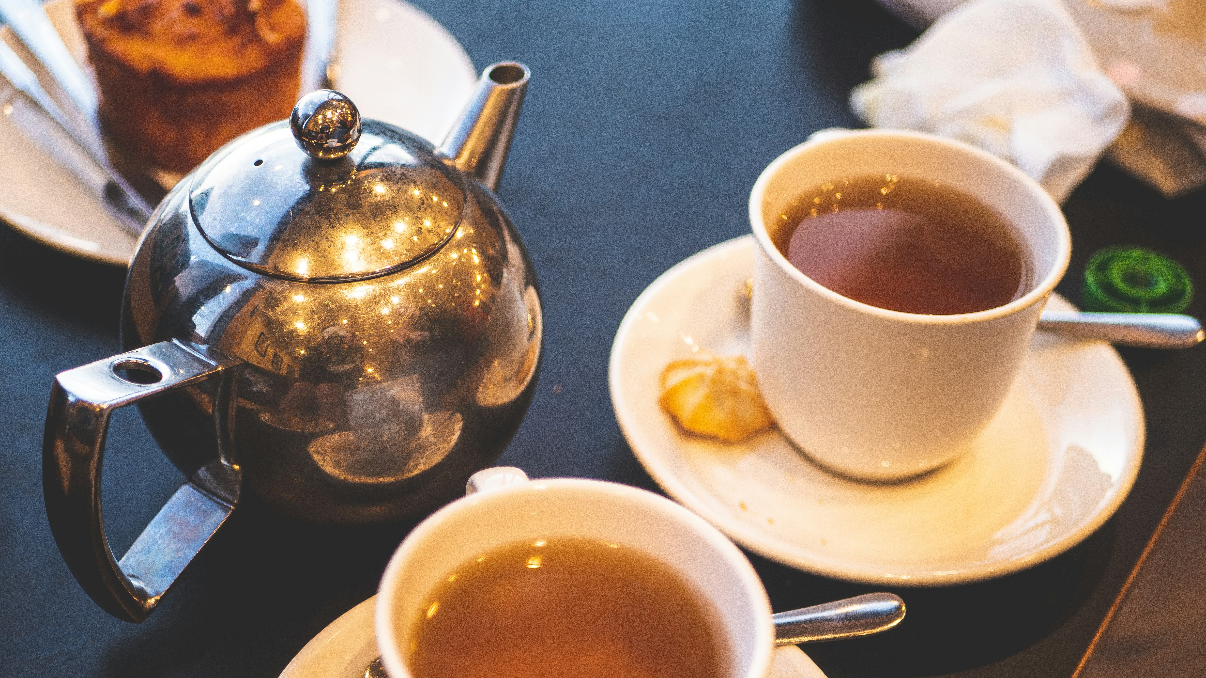 A couple of cups of tea on a table photo – Free Coffee Image on Unsplash