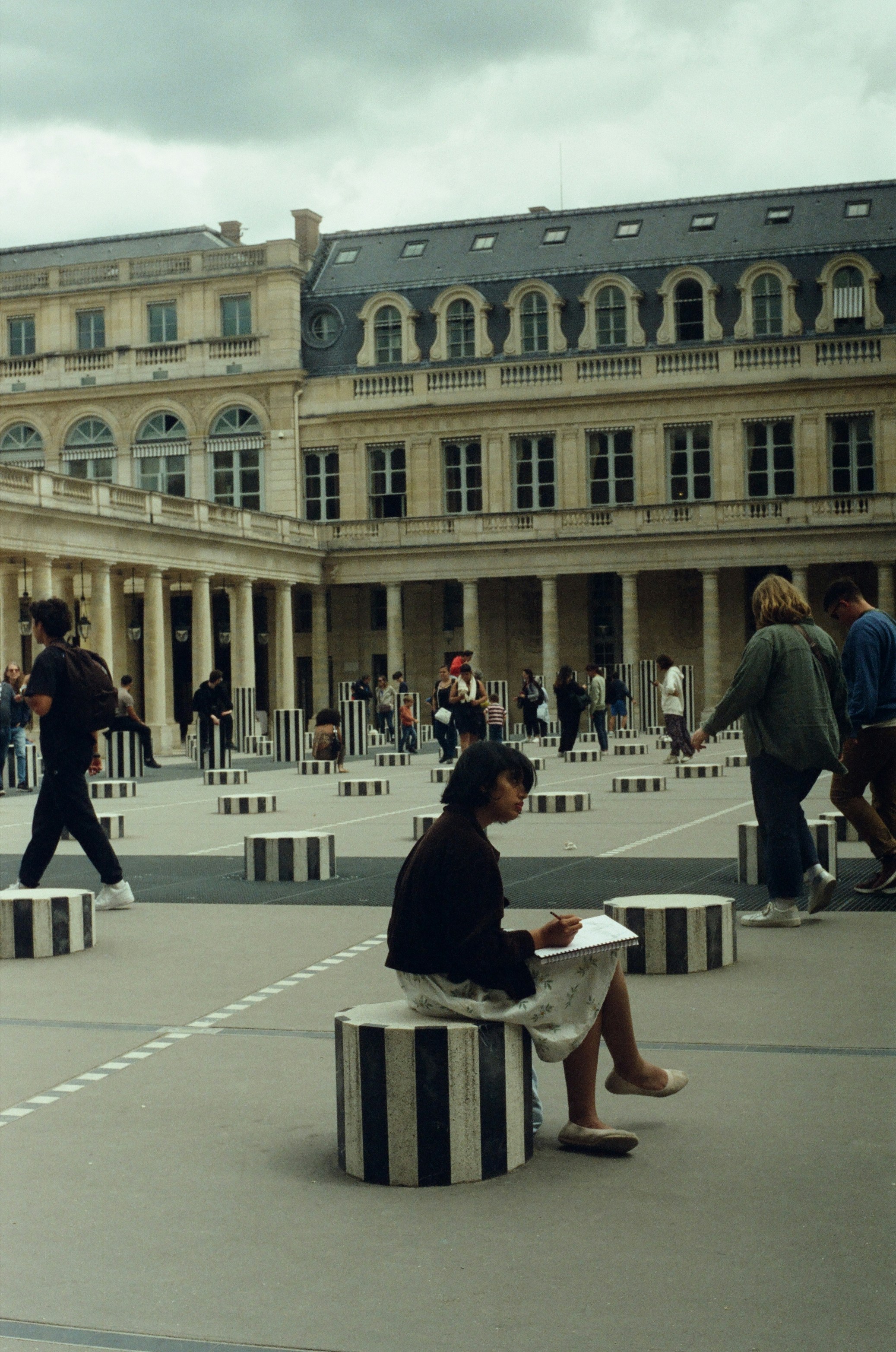 A group of people walking around a courtyard photo – Free Paris Image ...