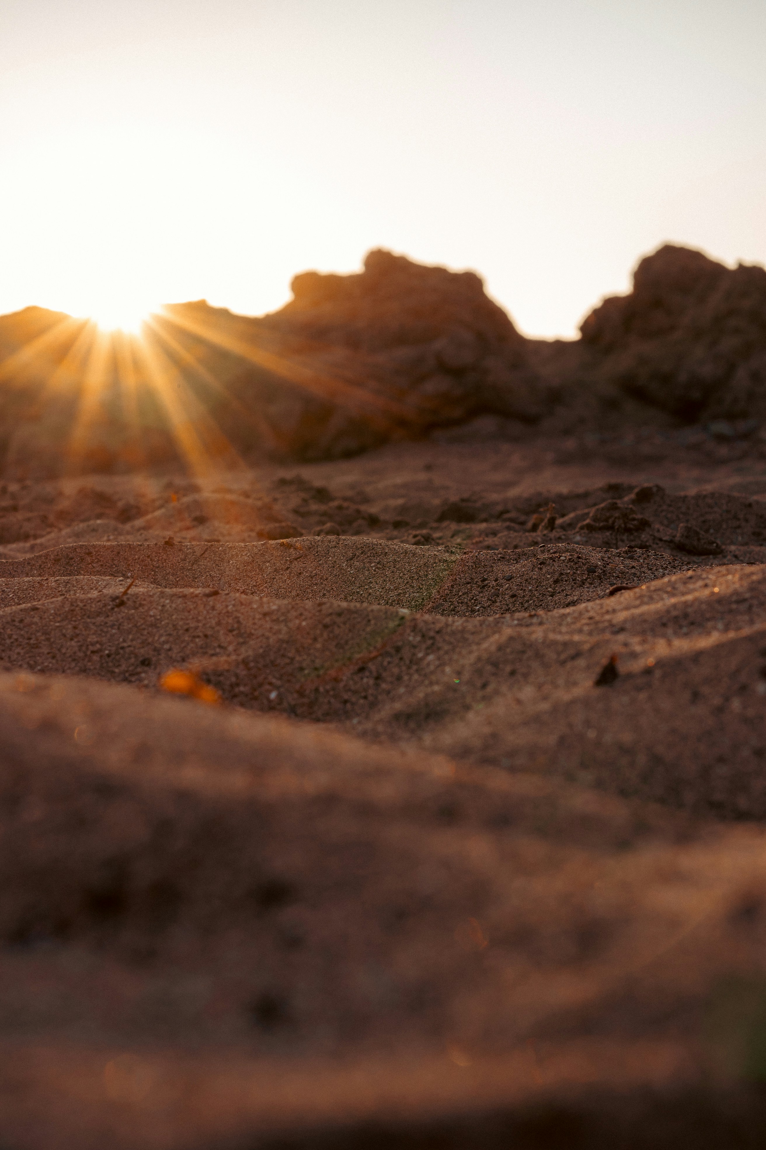 The sun shines brightly through the rocks in the desert photo – Free ...
