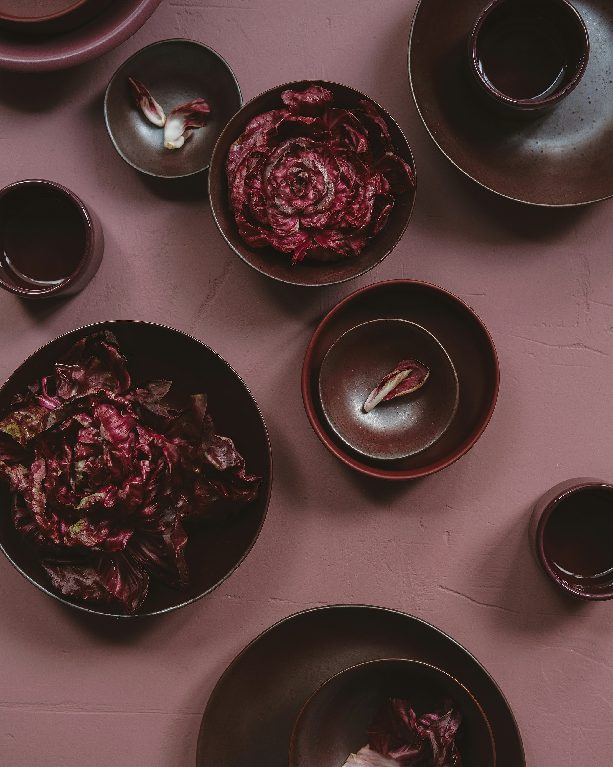 Une table surmontée d’assiettes et de bols remplis de nourriture photo ...
