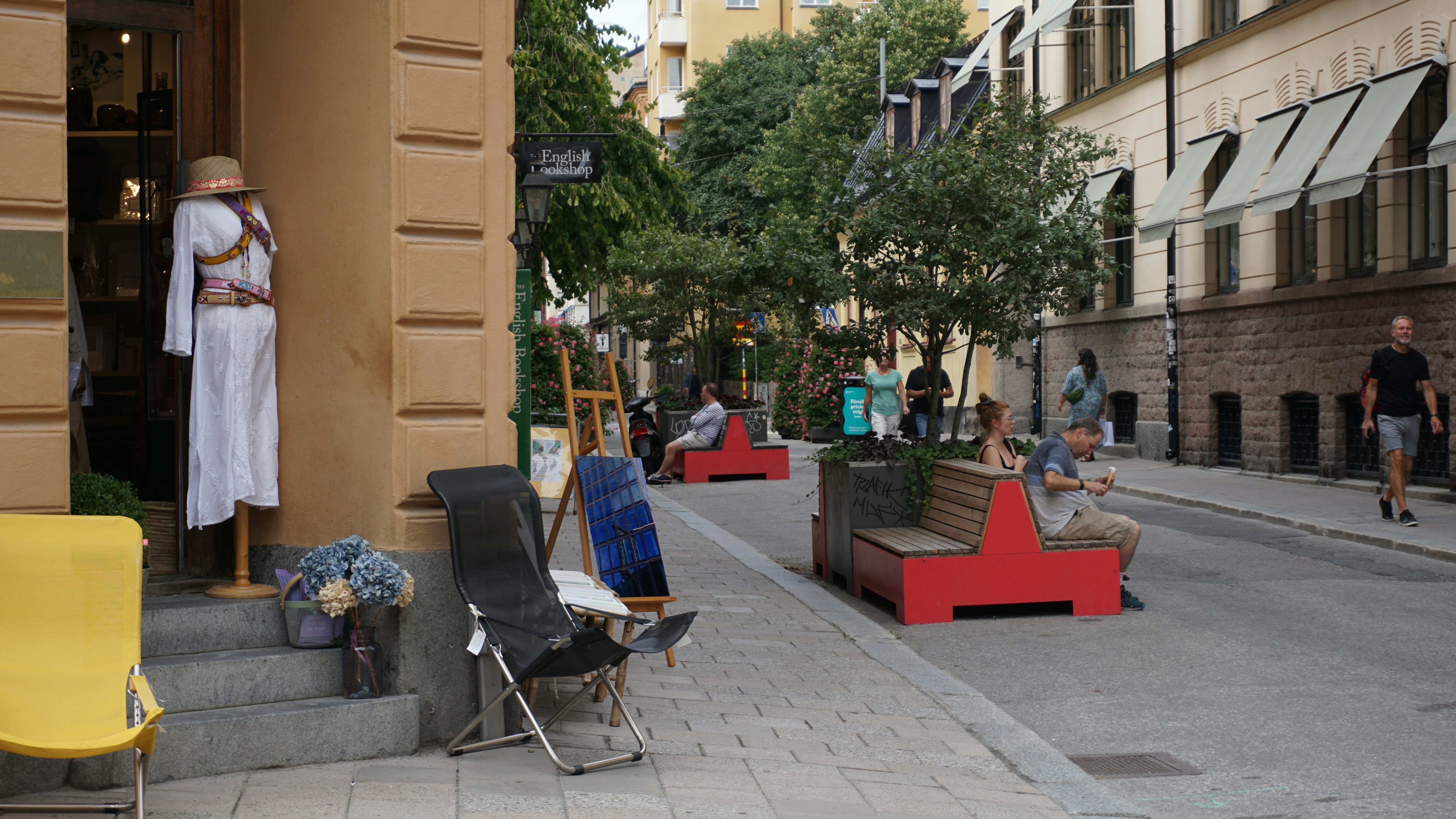 Street Terrace Theater: Quiet Benchscape by a Sunlit Facade