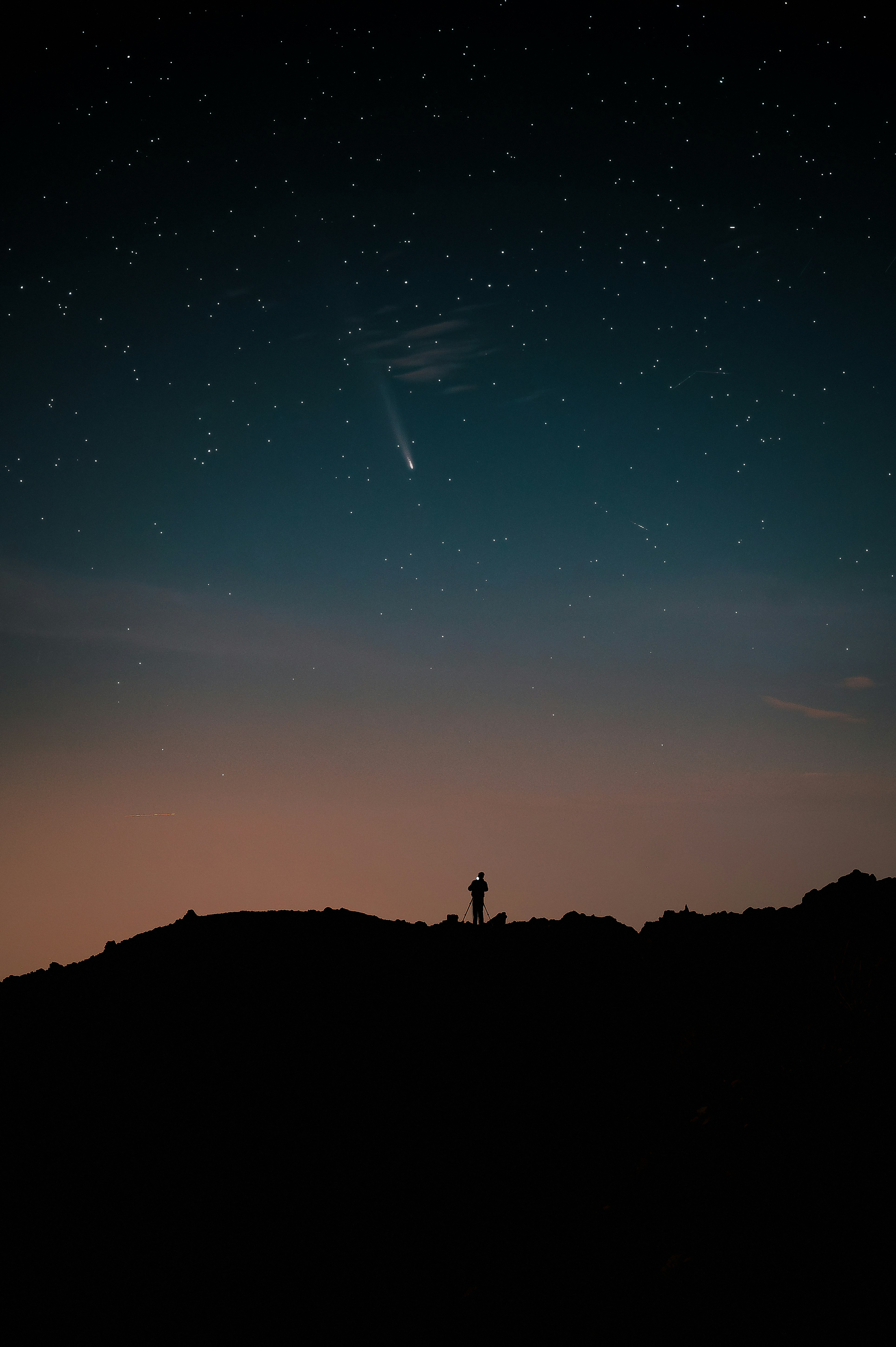 Une personne debout au sommet d’une colline sous un ciel nocturne photo ...