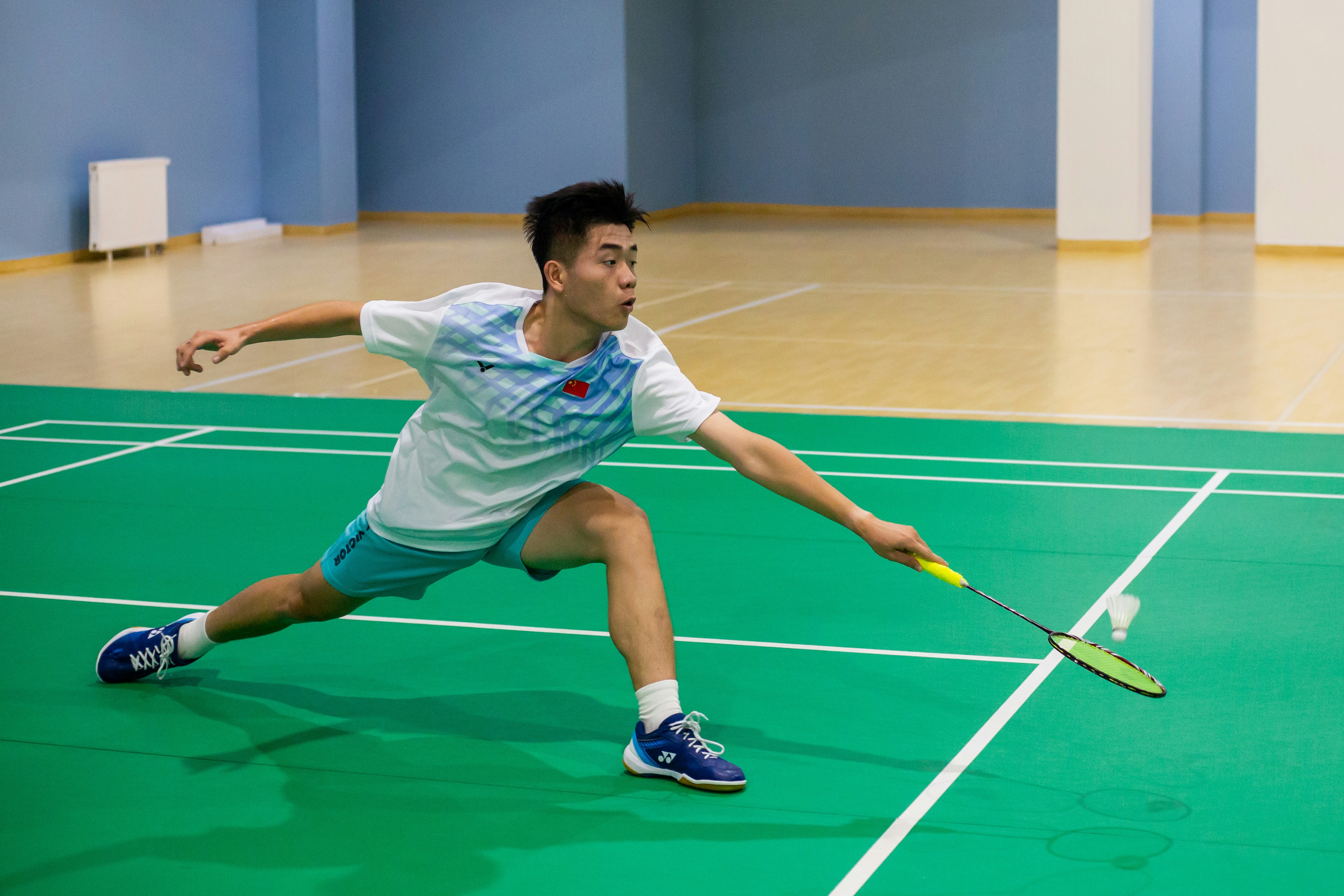 A man is swinging a tennis racket on a court photo – Free Human Image ...