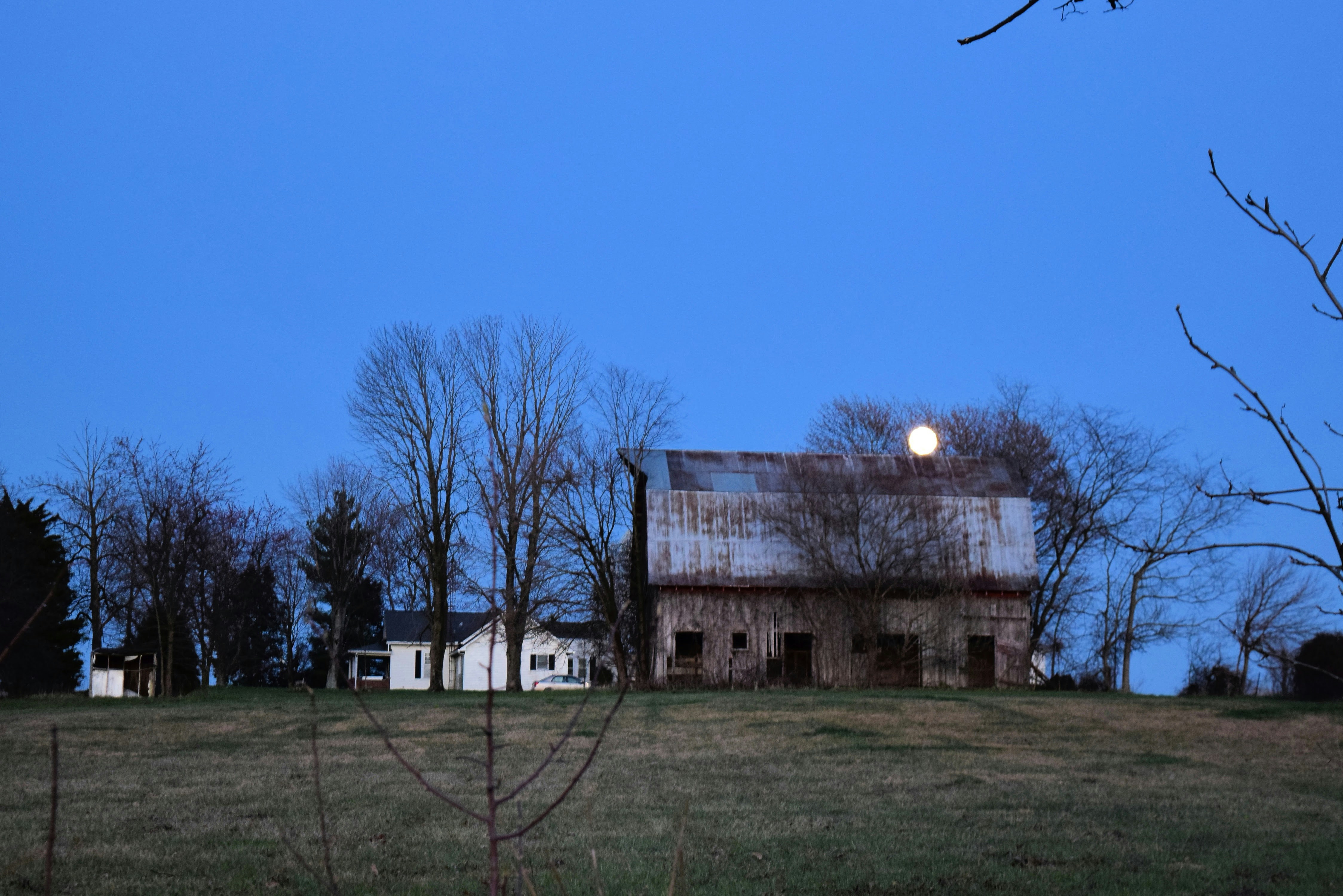 A full moon is seen over a farm house photo – Free House Image on Unsplash