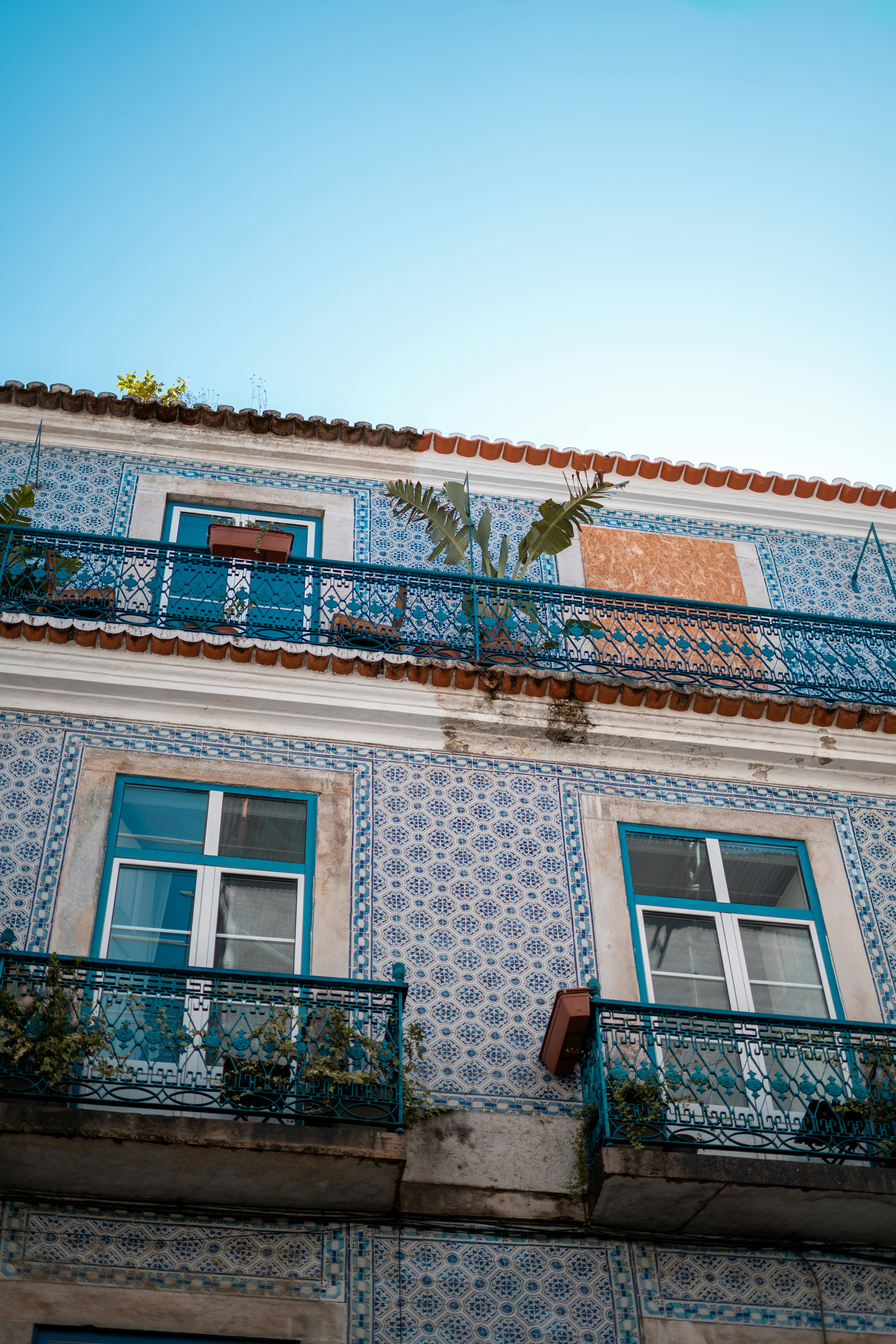 A blue and white building with a balcony and balconies photo – Free ...
