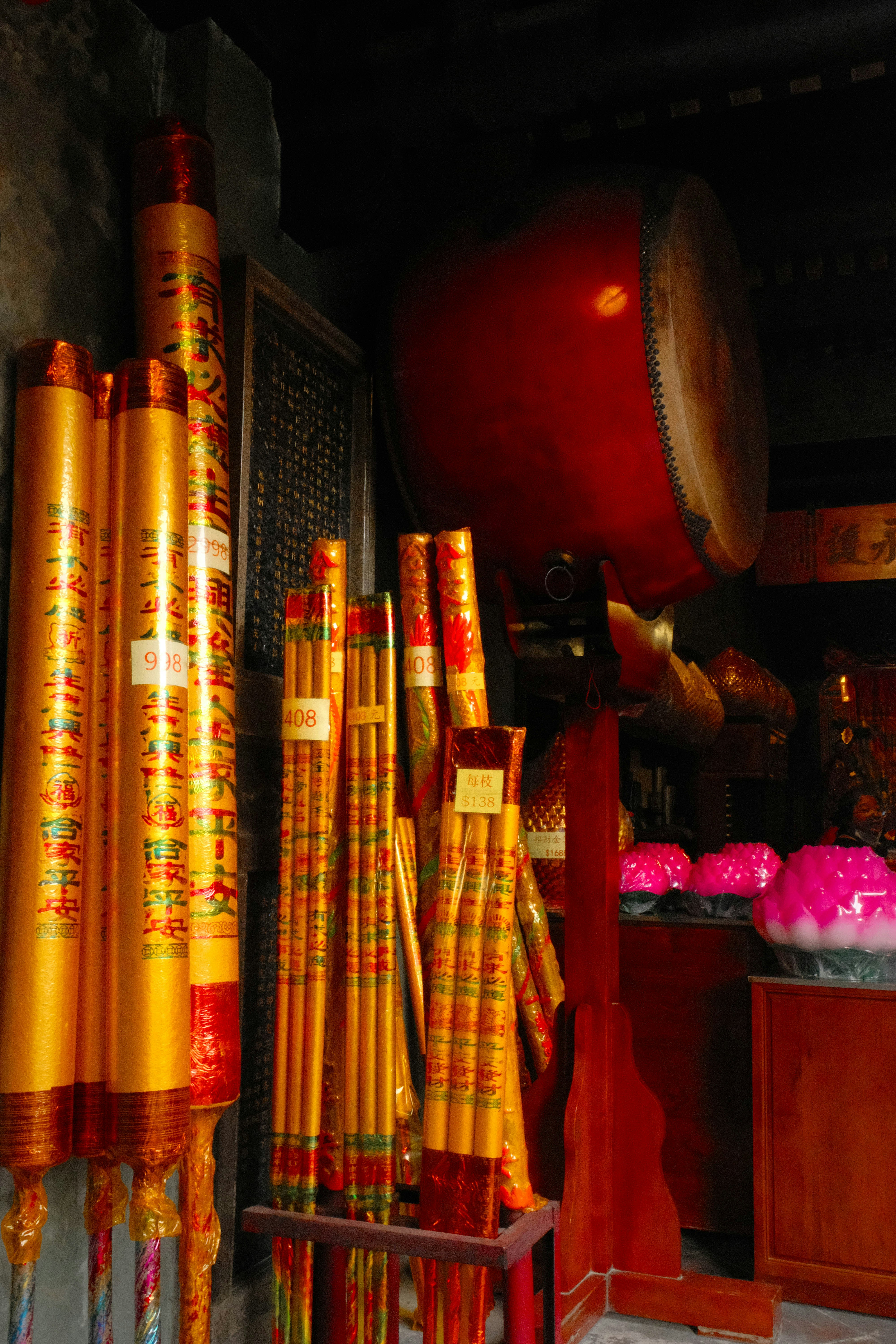 The huge incense ,glass lotus(蓮花座) and Tanggu (中國堂鼓) placing at the corner side the temple.