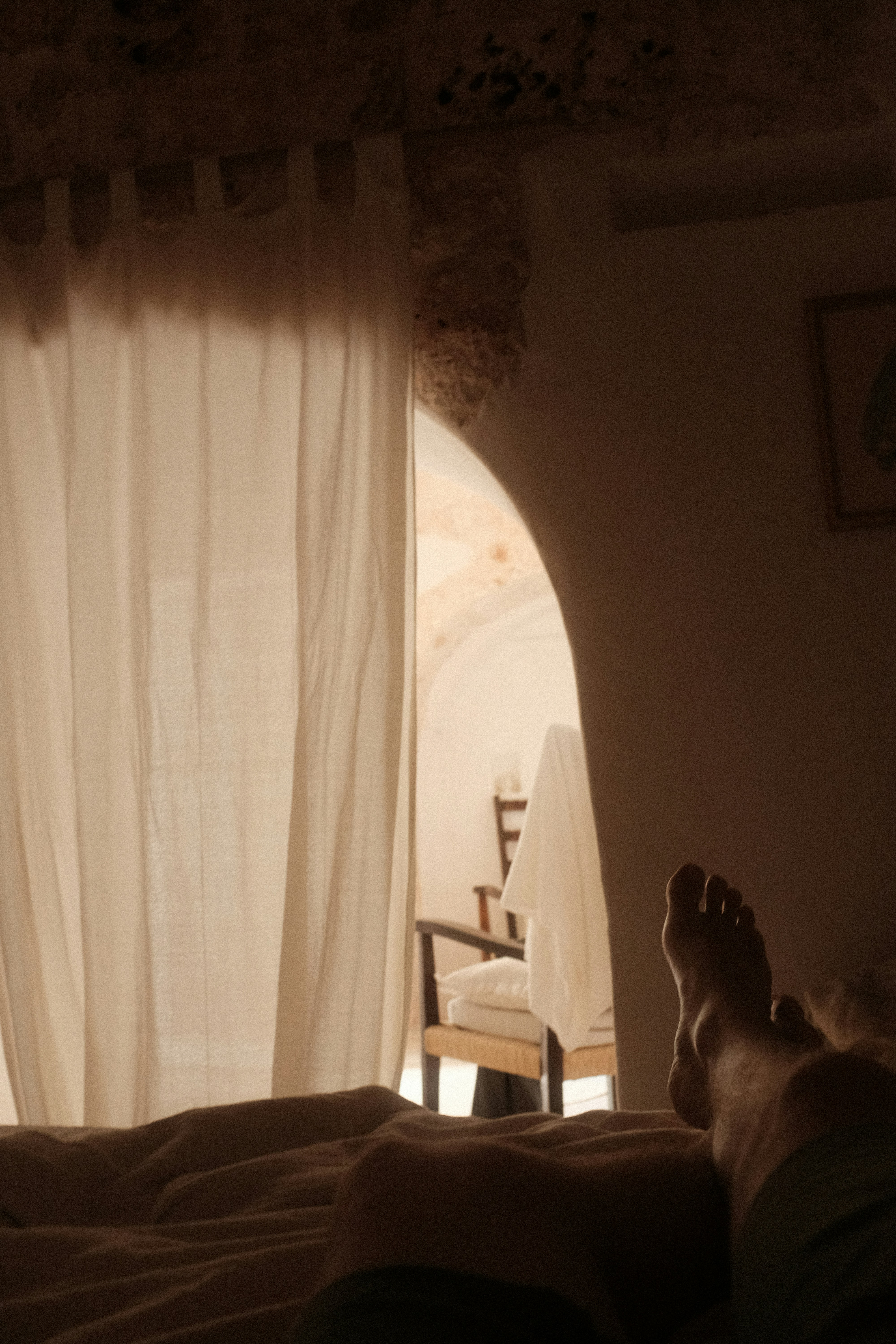 Una persona acostada en una cama con los pies en alto foto – Imagen de ...