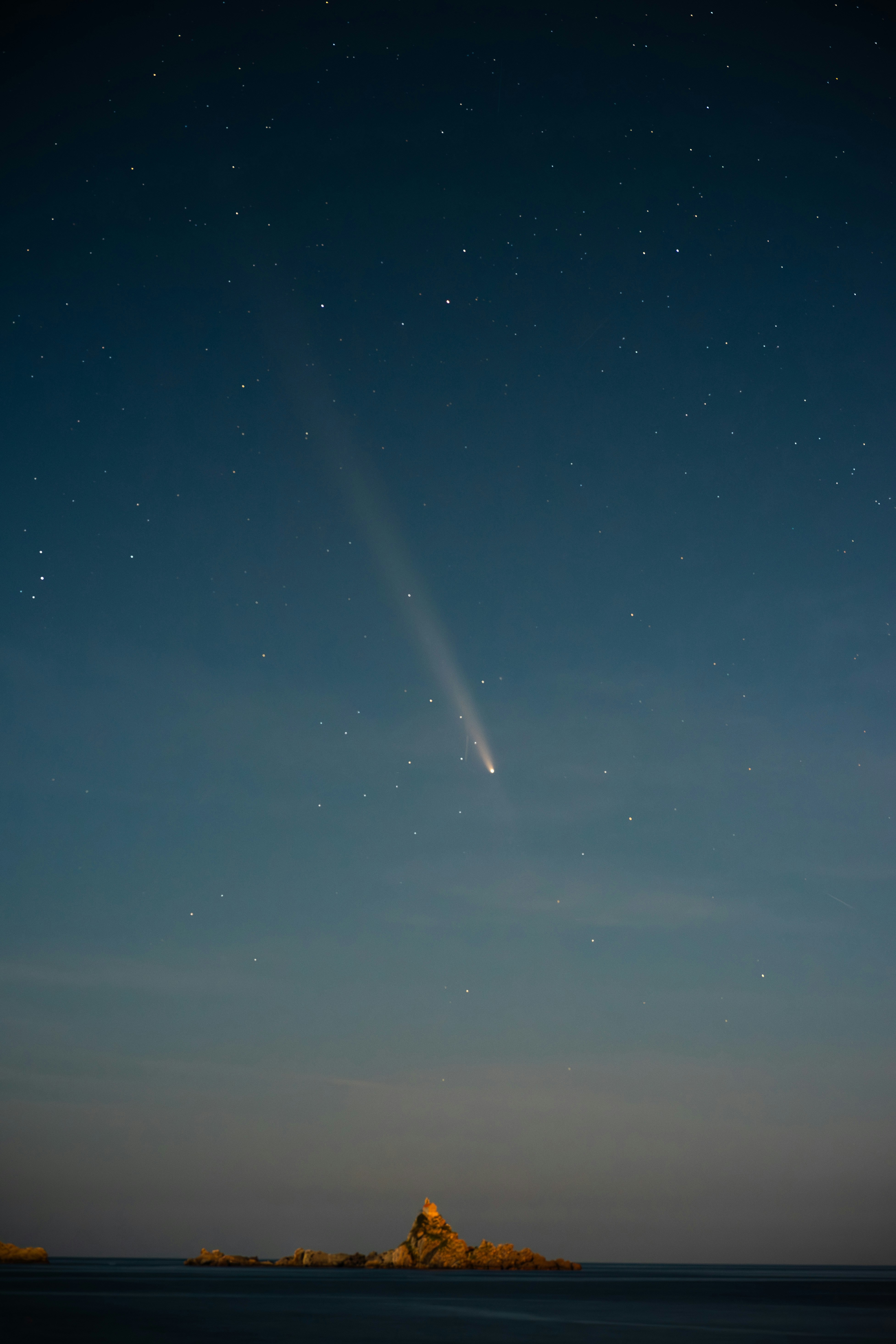 A long exposure of a shooting star in the night sky photo – Free ...