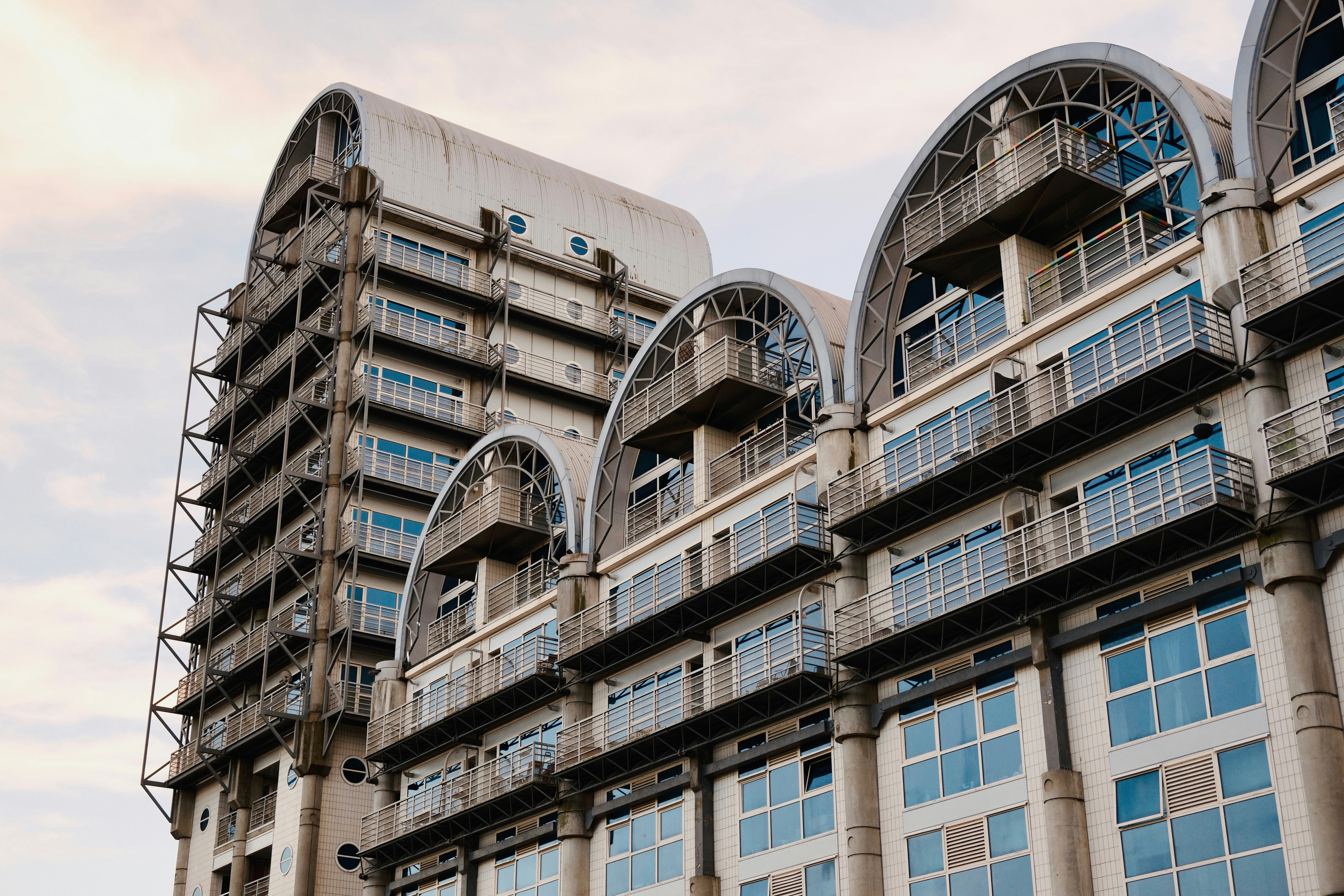 Un gran edificio con muchas ventanas y andamios foto – Imagen de Ciudad ...
