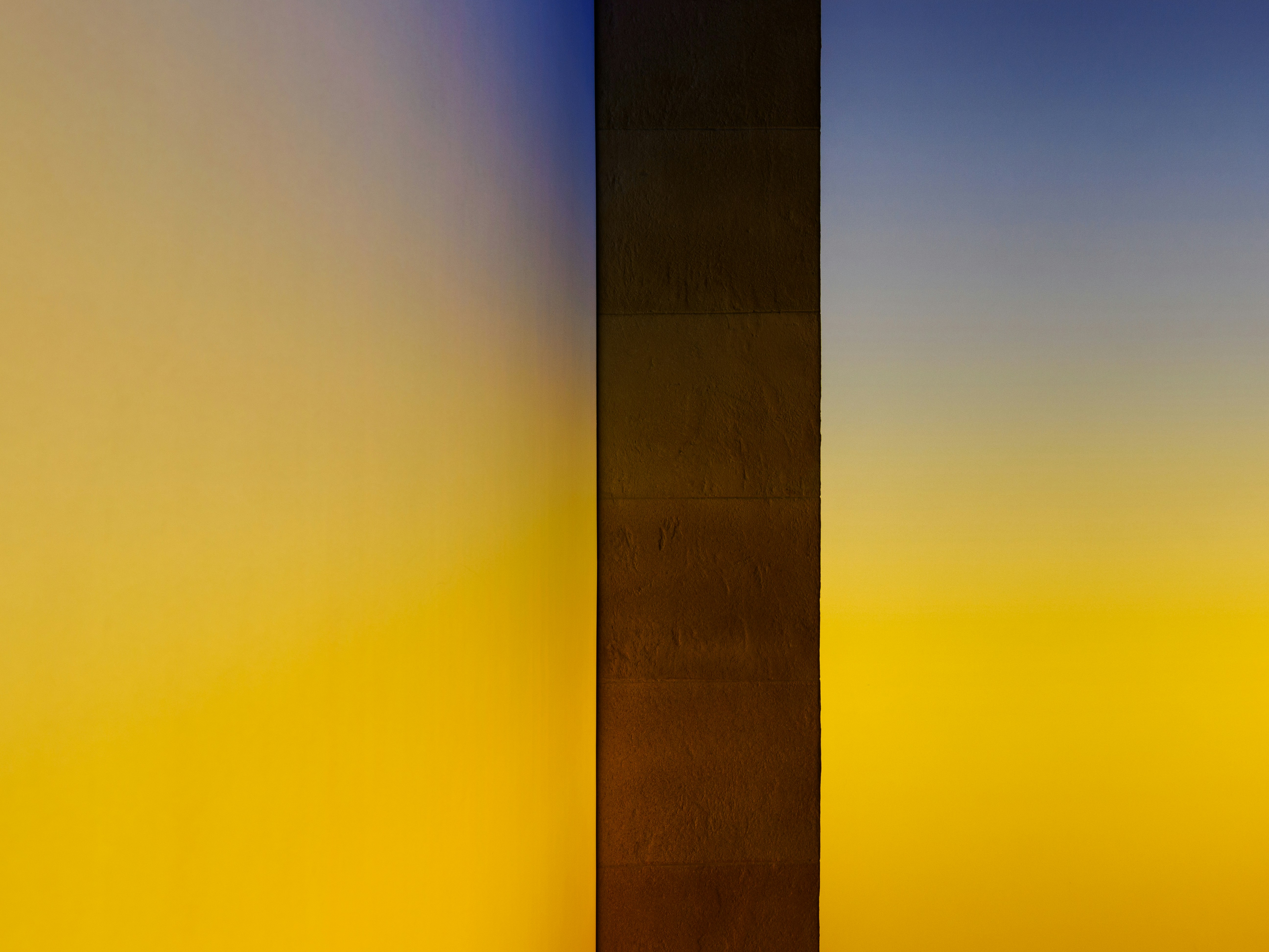 Monolith at the Gradient Gap: A Vertical Divider Between Daylight and Dusk