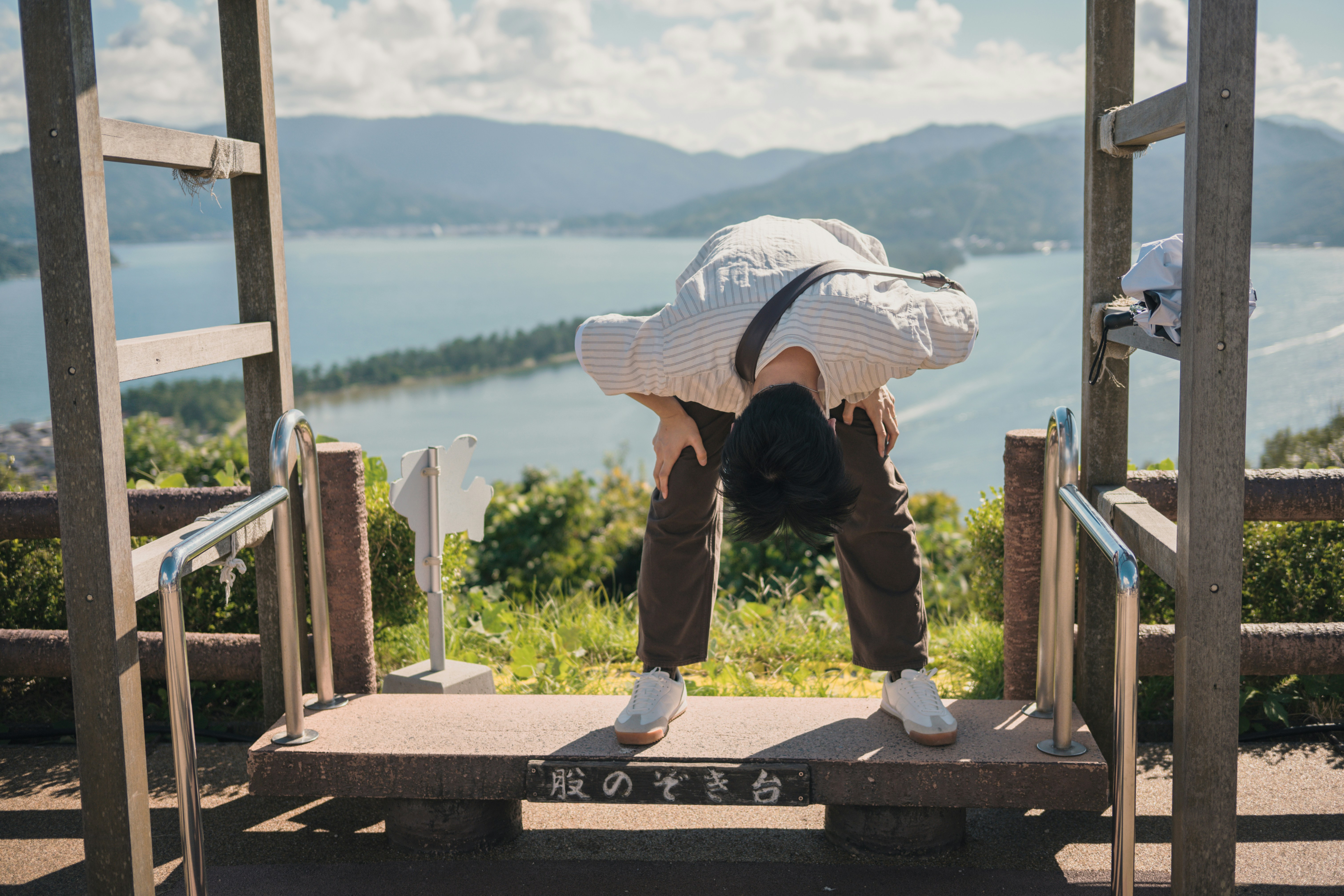 Un homme fait le poirier sur un banc photo – Image gratuite de Femme ...