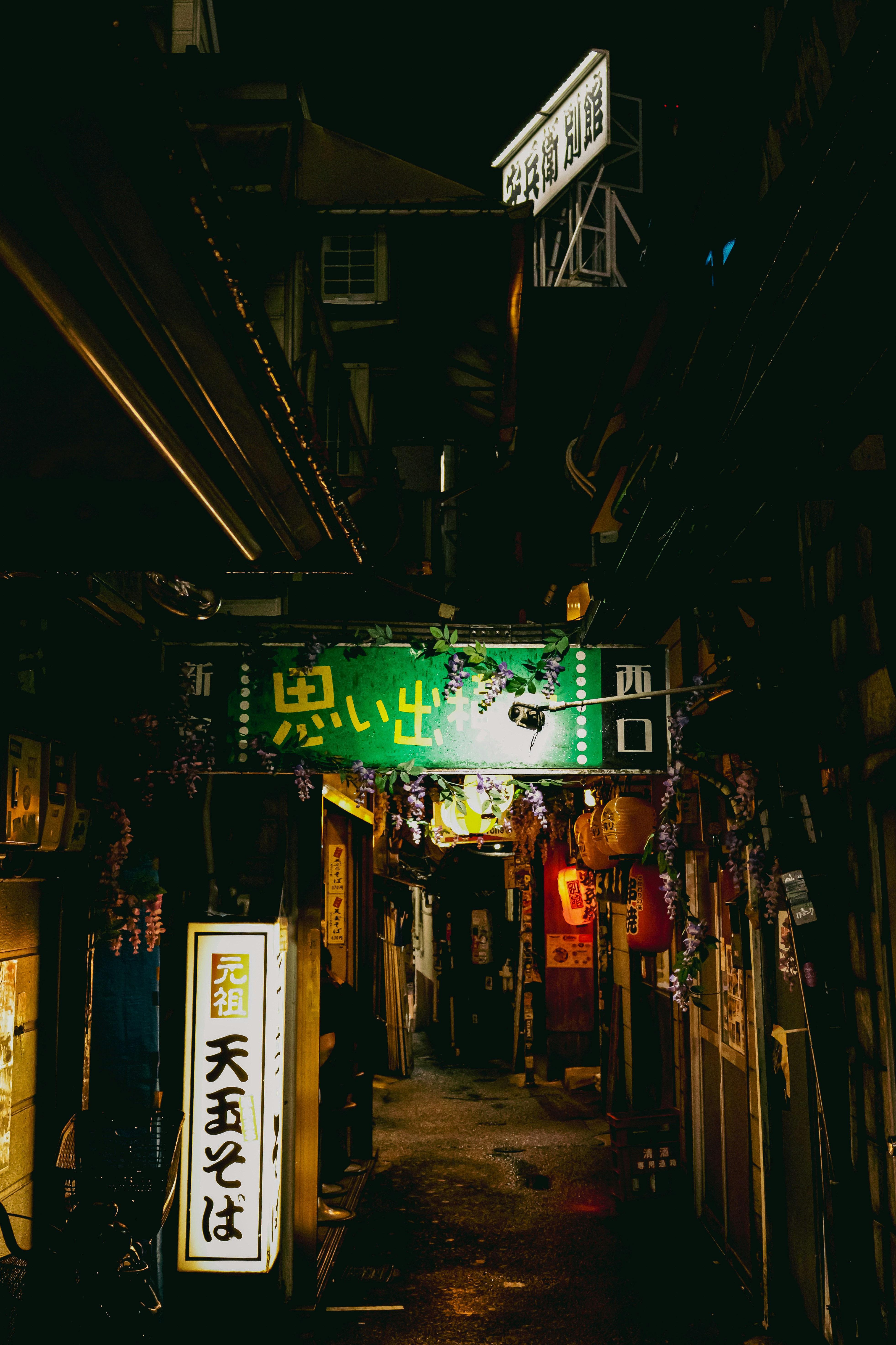 A narrow alley way with signs on it photo – Free City Image on Unsplash