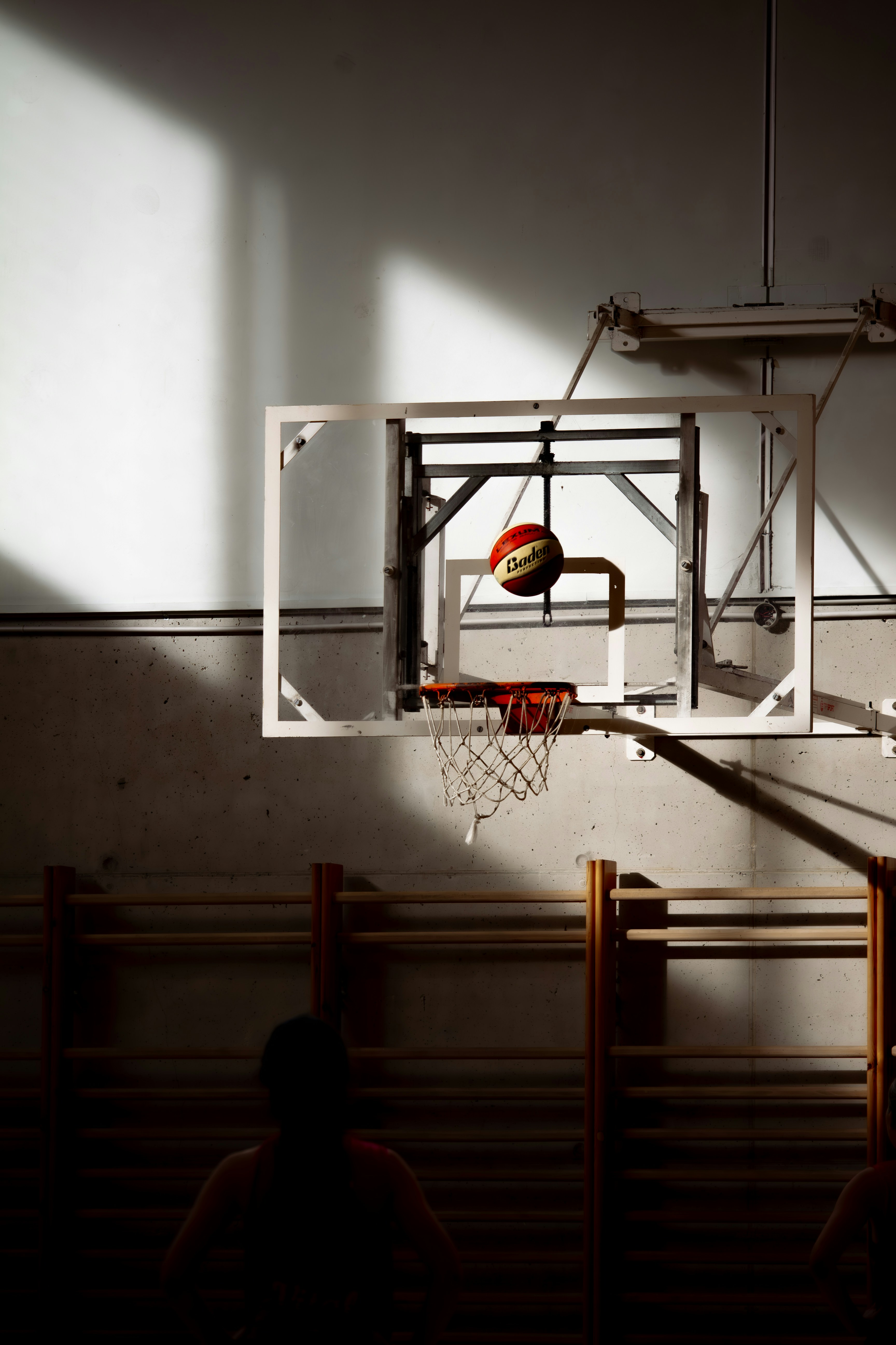 A basketball hoop with a basketball inside of it photo – Free Jugador ...