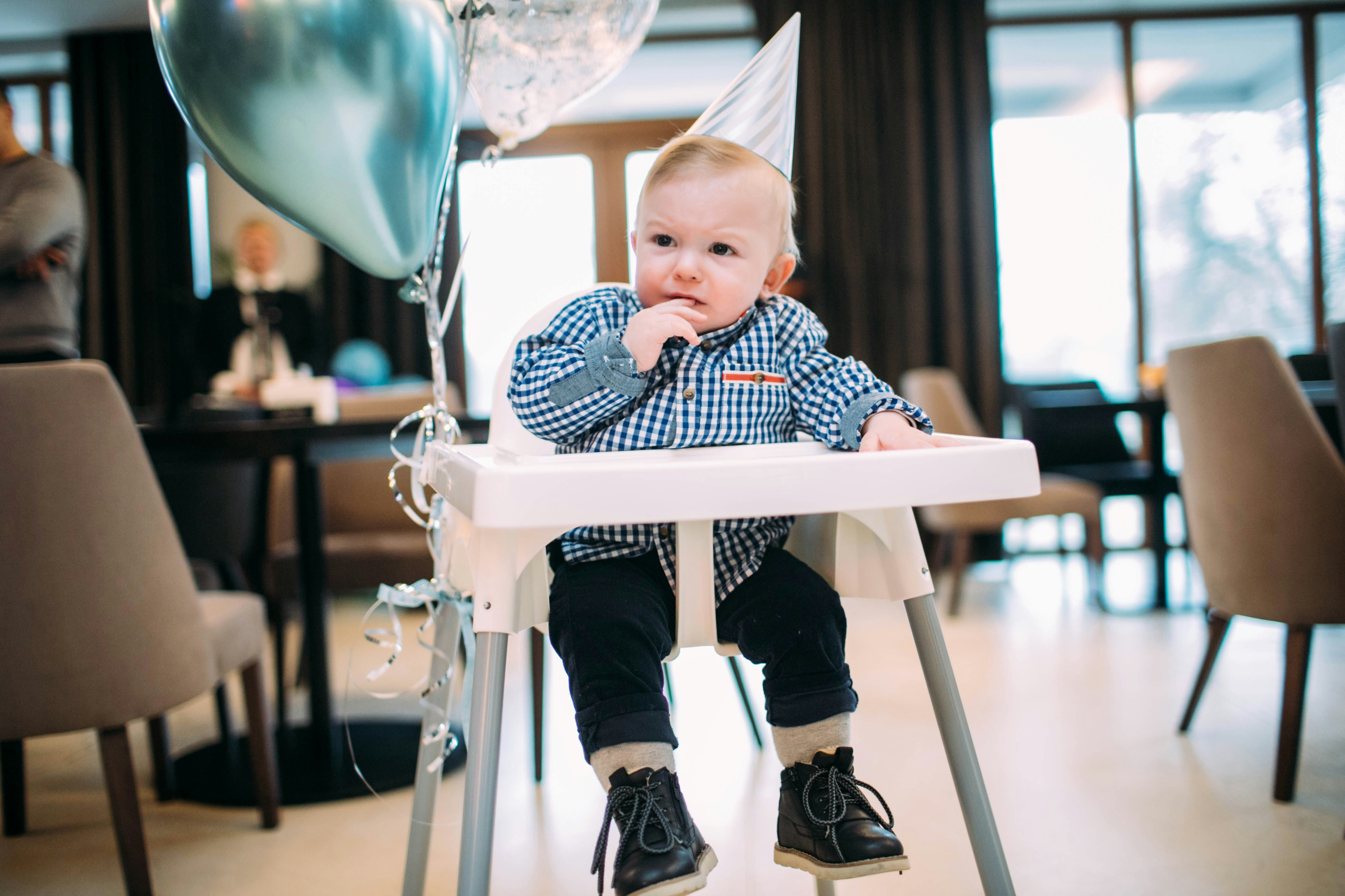 A small child sitting in a high chair photo – Free People Image on Unsplash