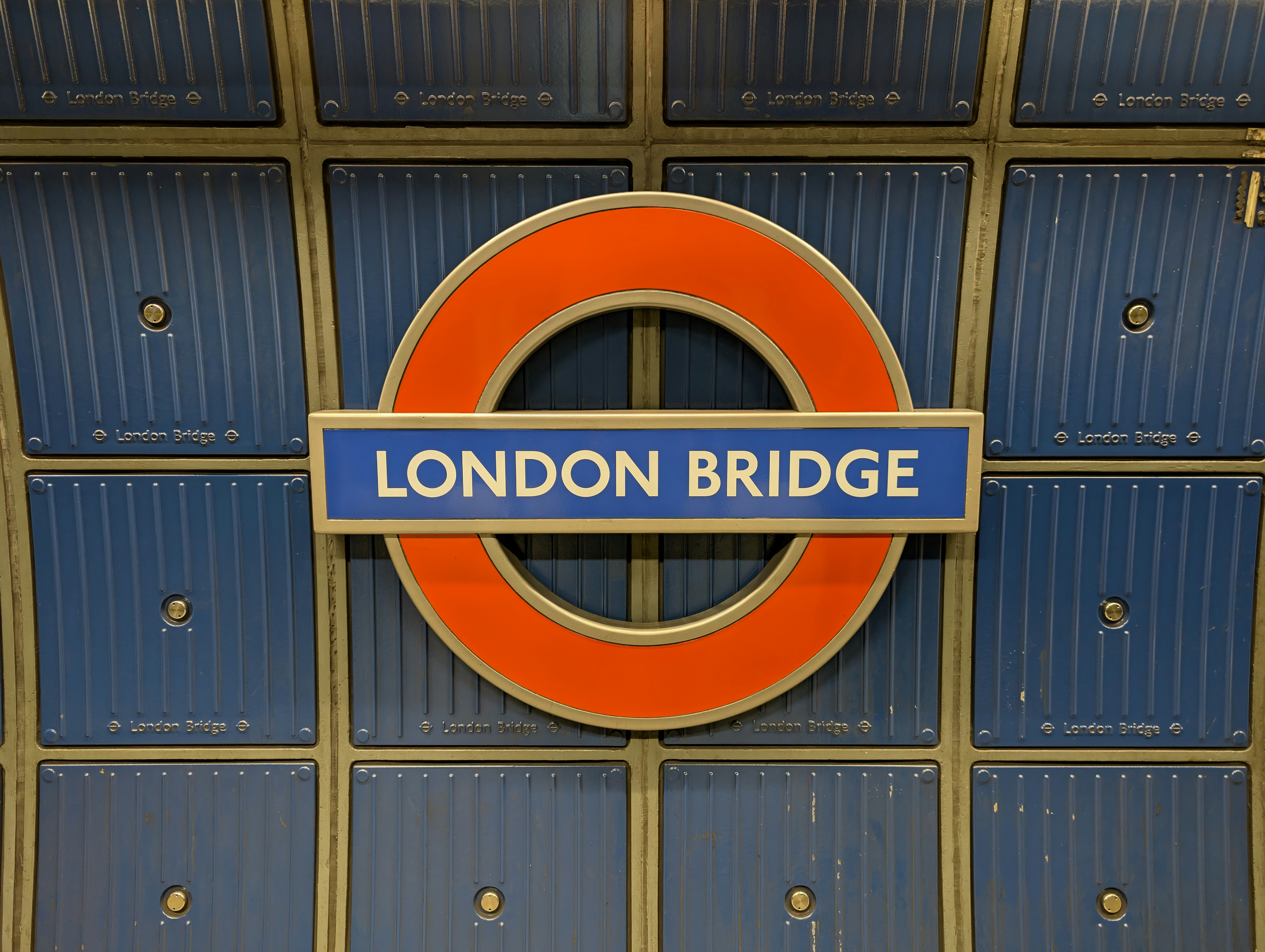 The london bridge sign is on the wall of the station photo – Free ...