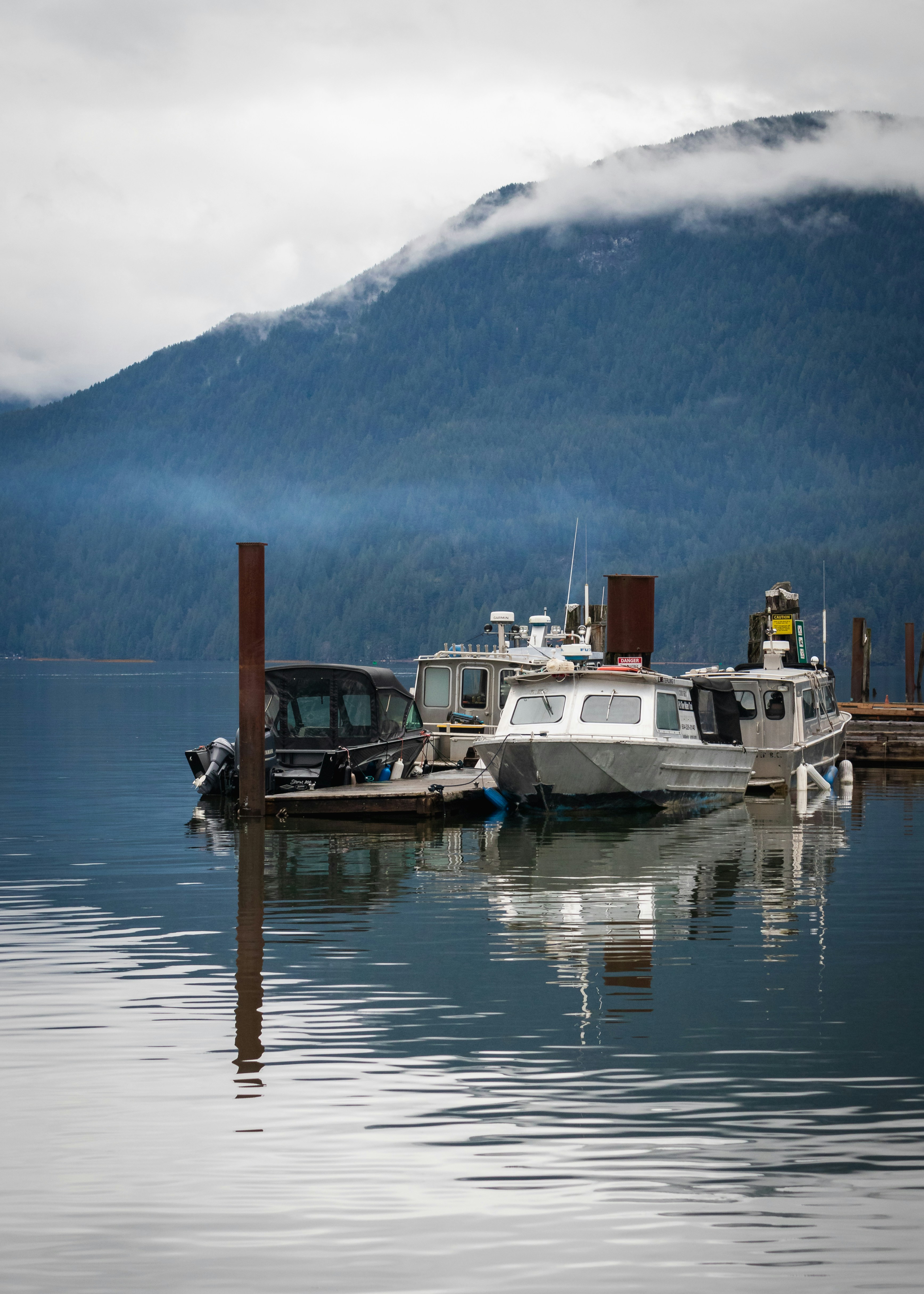 Un par de botes que están sentados en el agua foto – Imagen de Agua ...