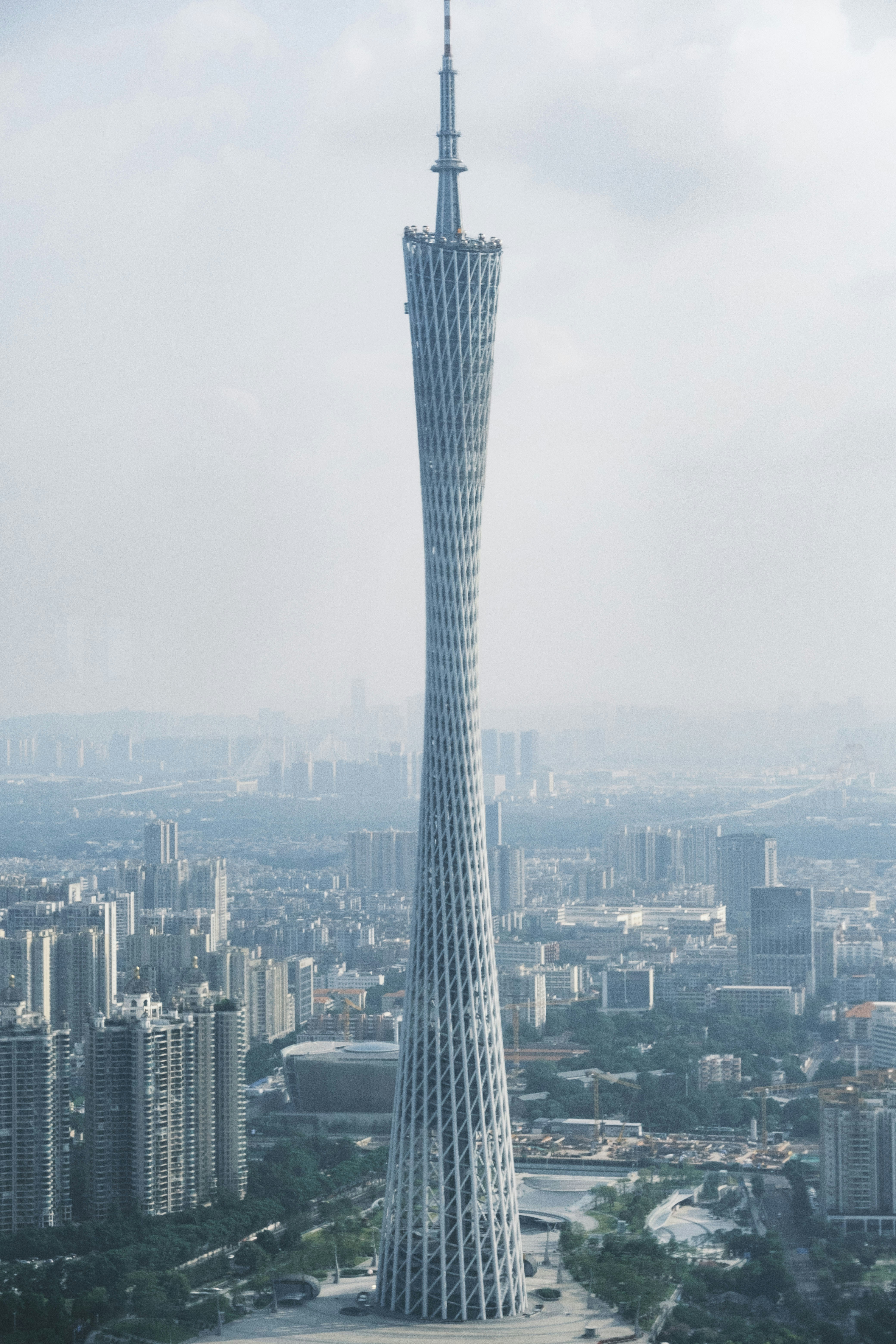 A very tall building in the middle of a city photo – Free Building ...