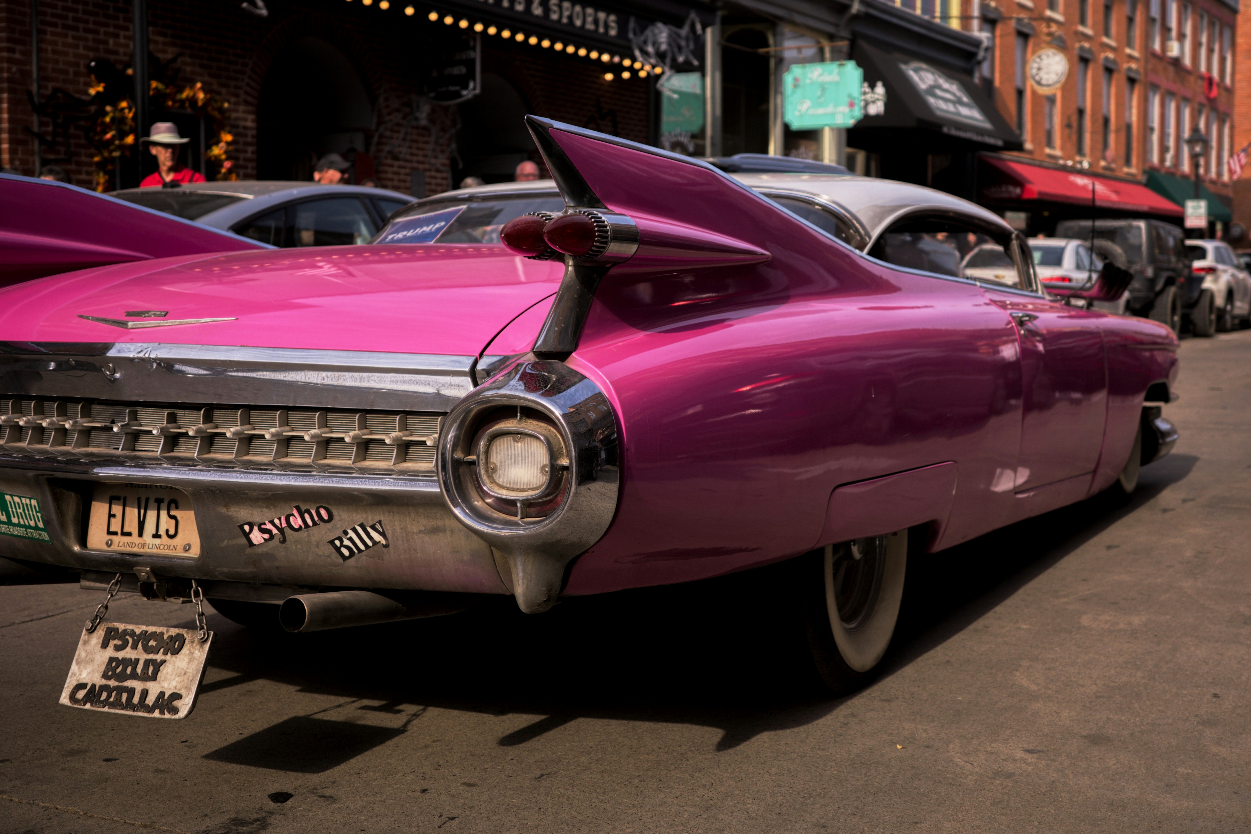 Un coche rosa aparcado a un lado de la carretera foto – Imagen de ...