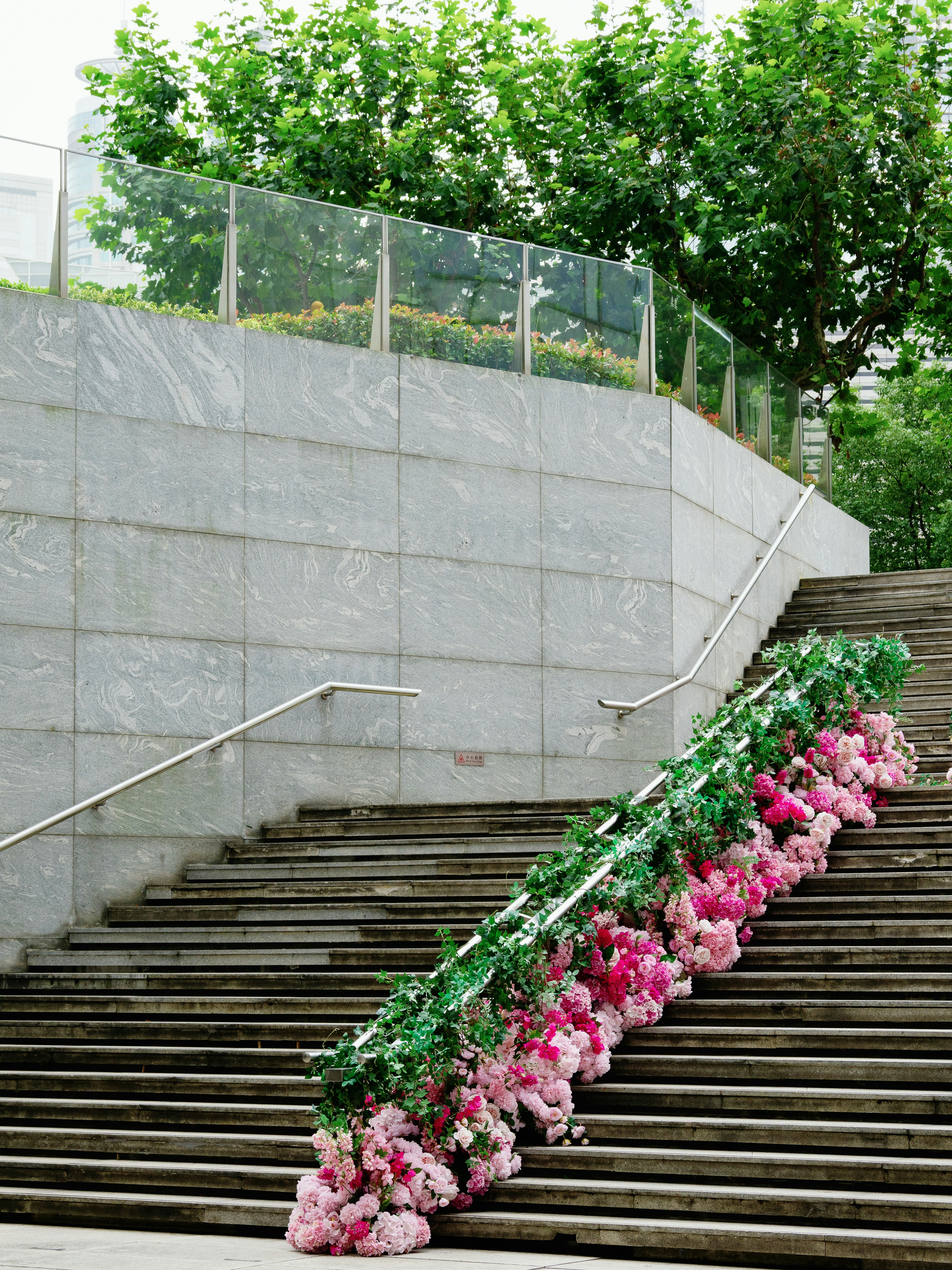 Foto Seikat bunga yang ada di beberapa tangga – Gambar Bunga Gratis di ...