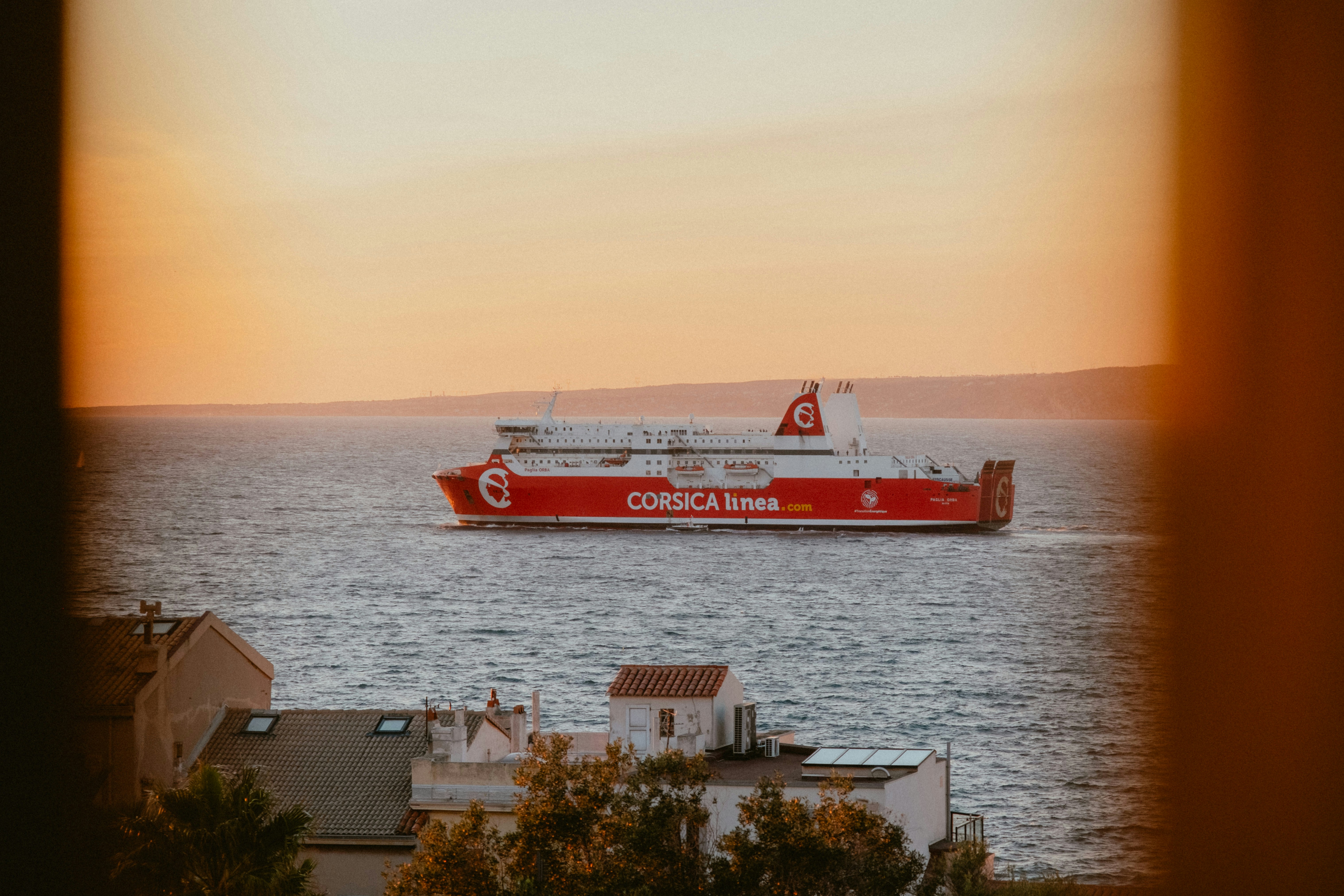 Foto Sebuah perahu besar di tengah badan air – Gambar Laut Gratis di ...