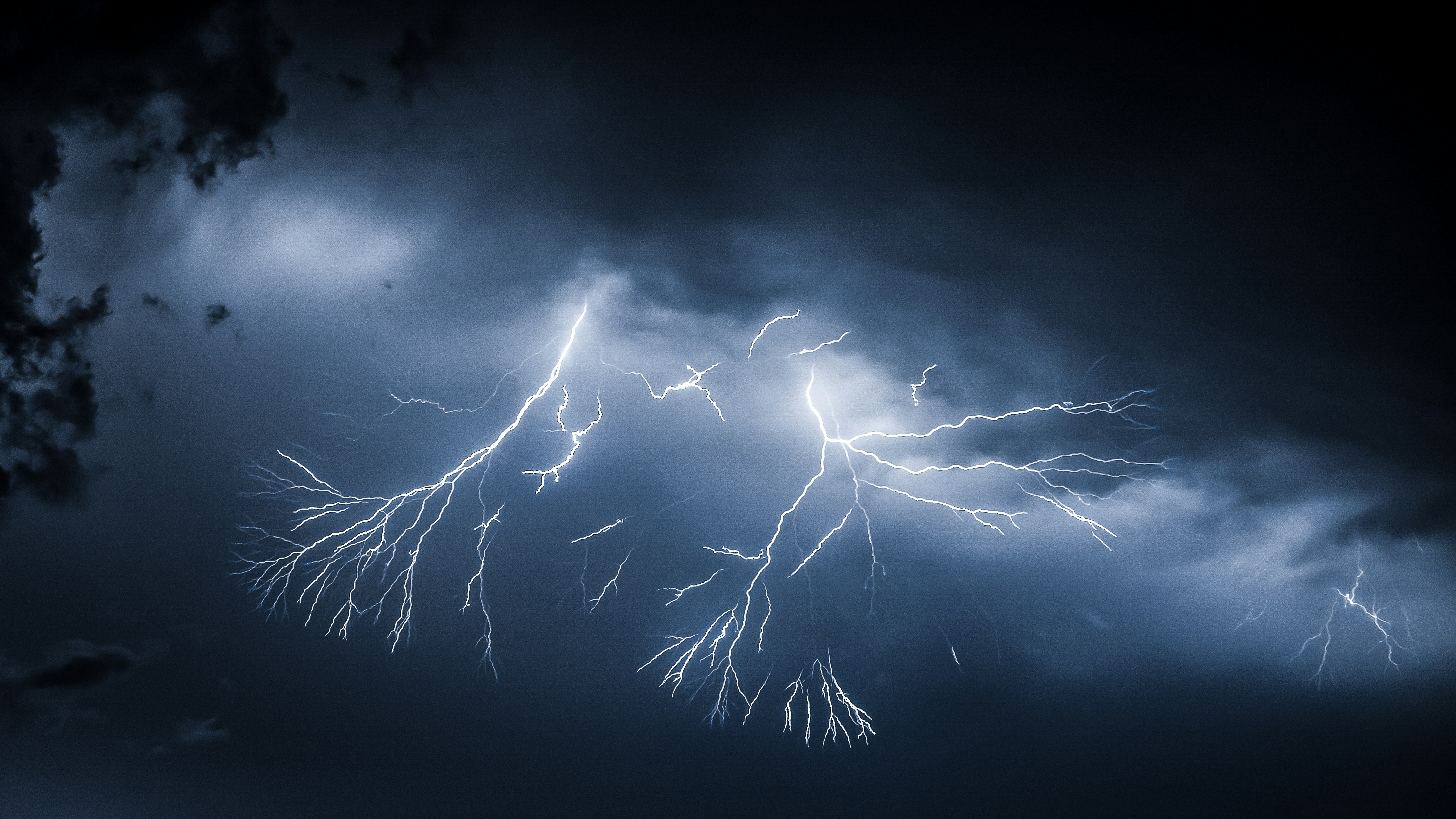 On a summer night in 2022, in Minorca, during dinner, a storm suddenly broke out. I captured an unforgettable moment by shooting in burst mode.