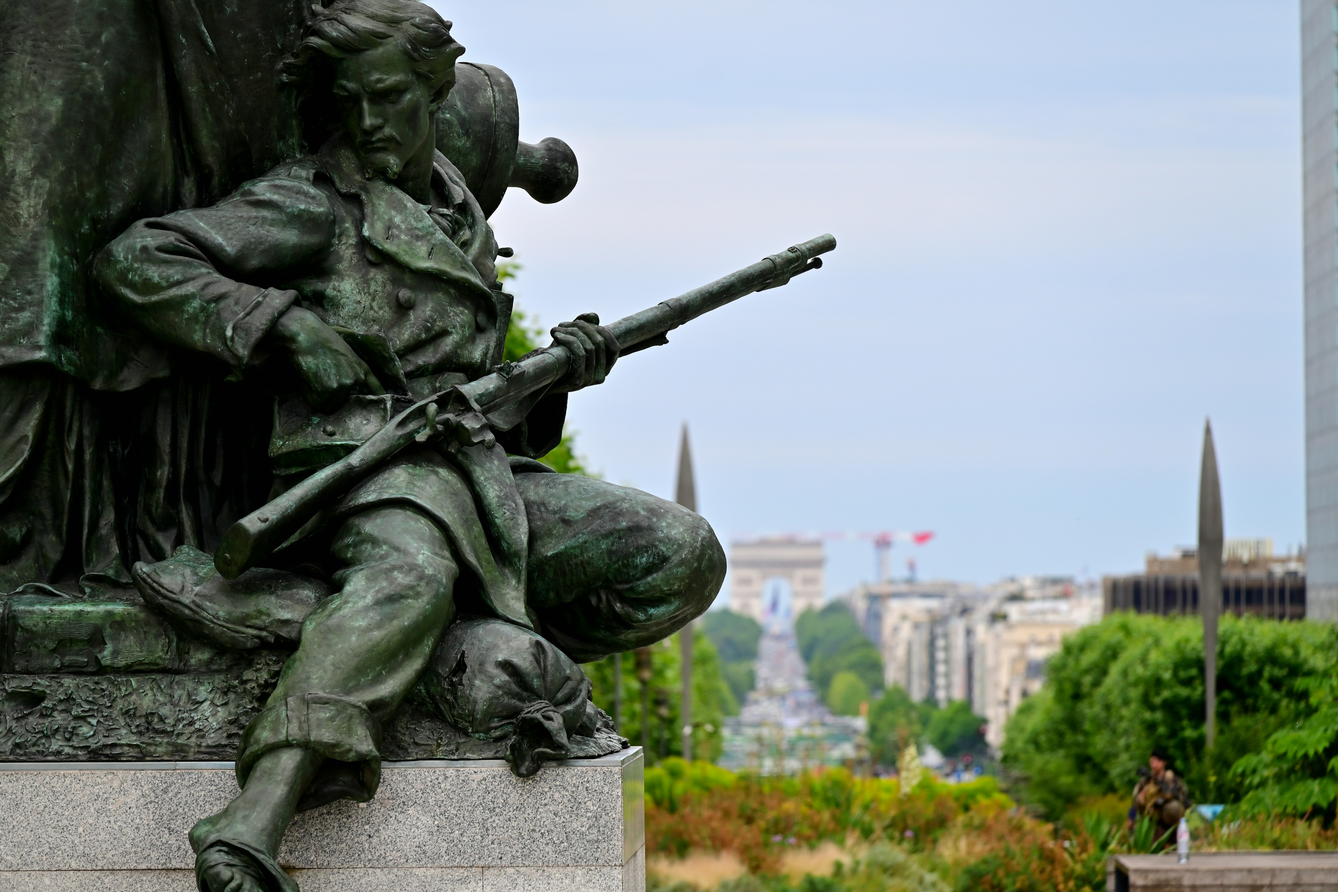 A statue of a man holding a gun photo – Free Statue Image on Unsplash